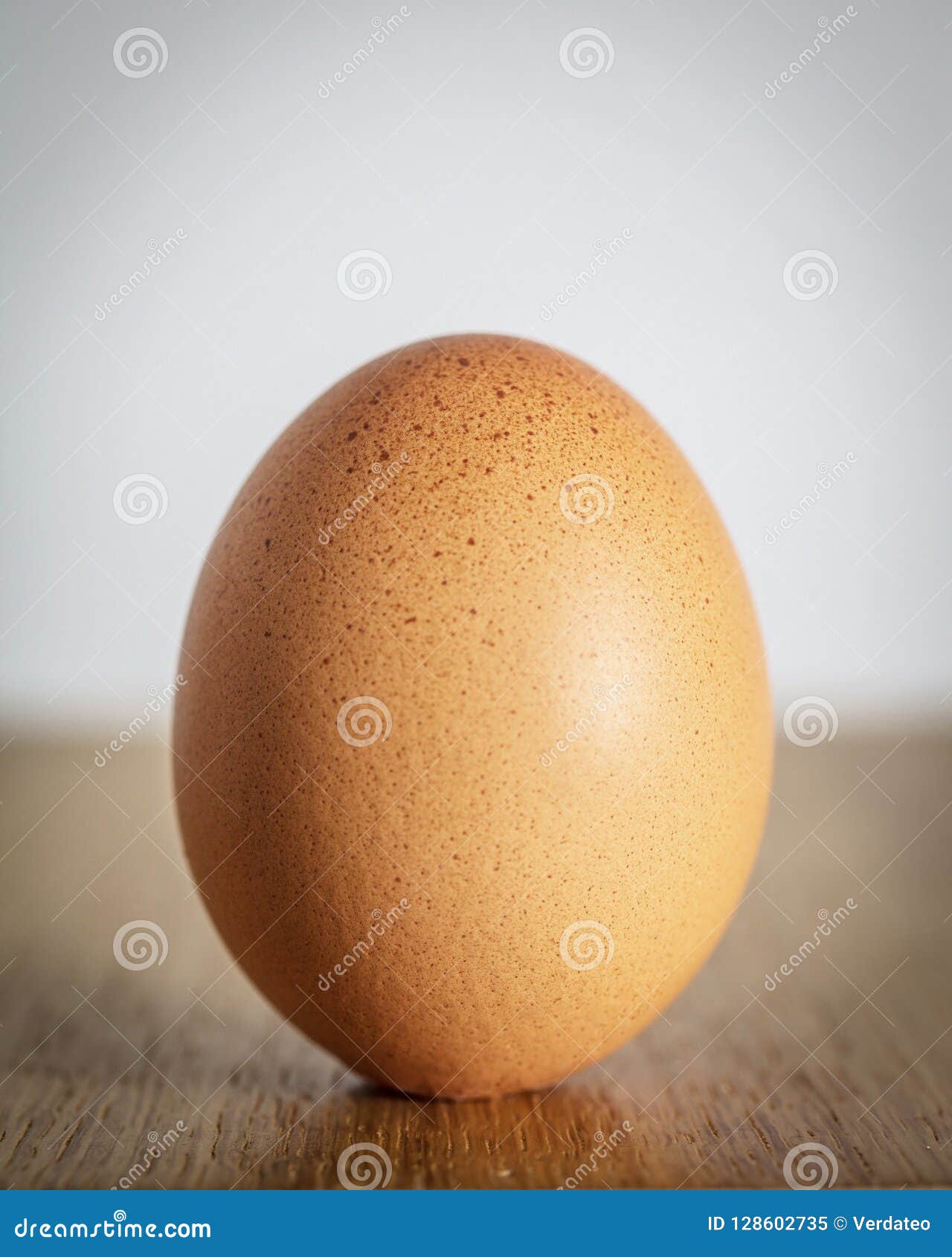 Bruin kippenei stock afbeelding. Image of gekookt, houten - 128602735