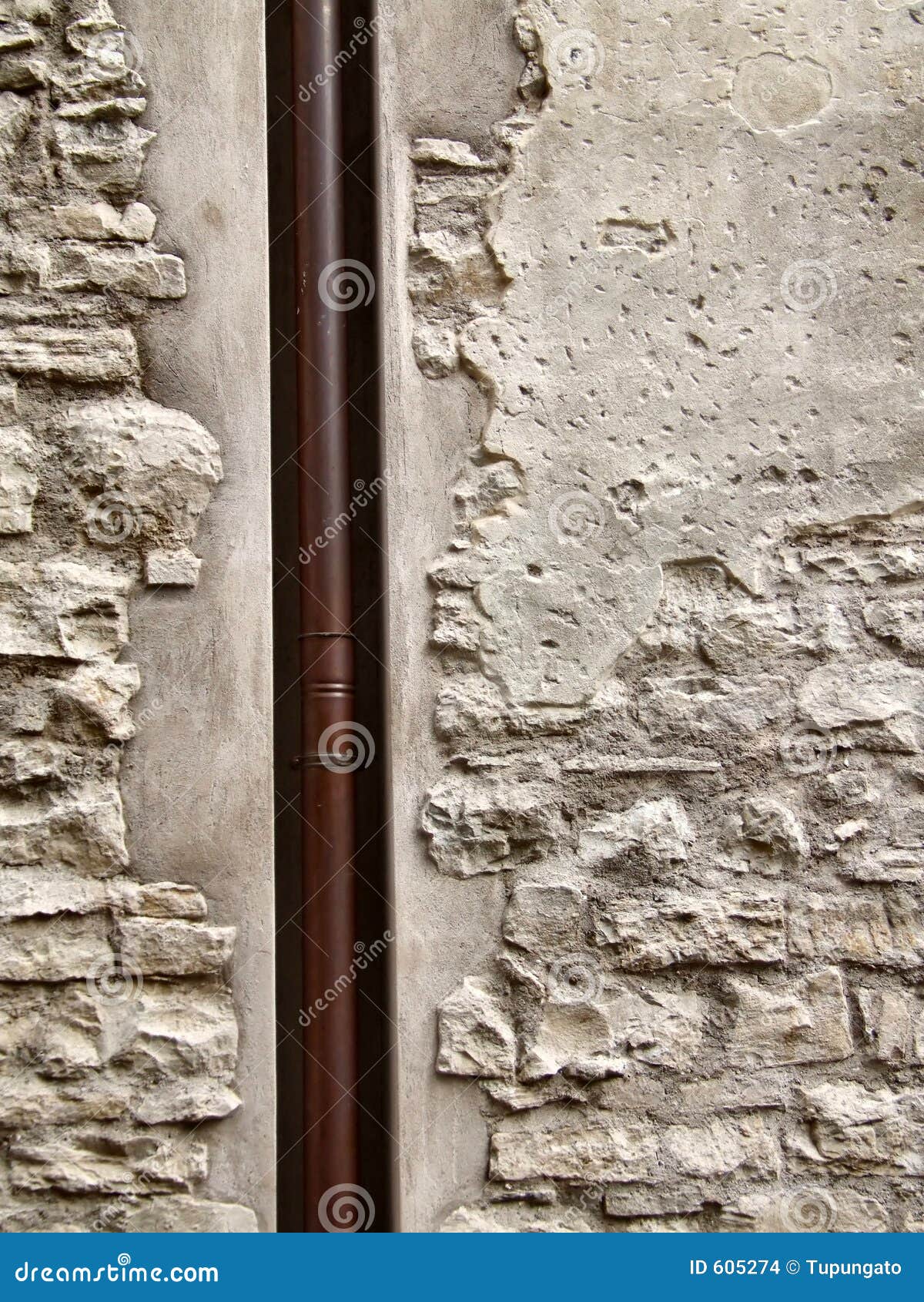 Bruine Pijp En Ruwe Oude Muur Stock Foto - Image of steen, afvoerpijp ...