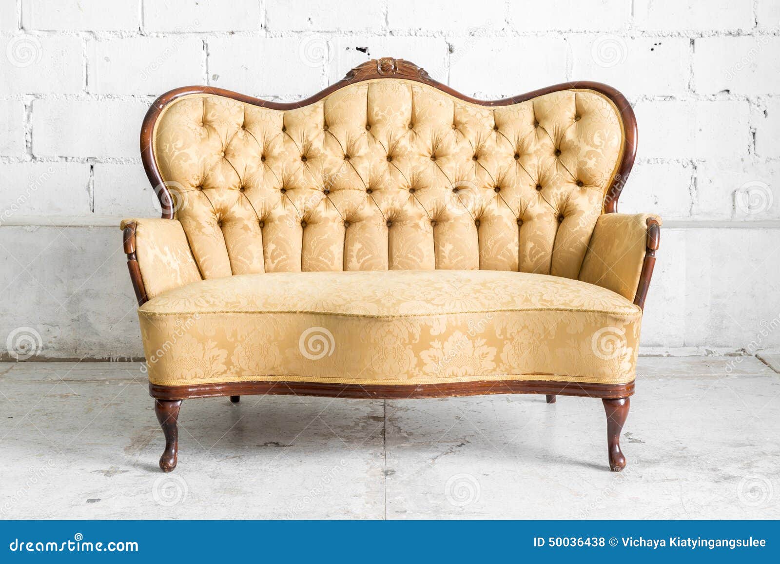 Bruine Retro Bank stock foto. Image of decoratie, kleding - 50036438