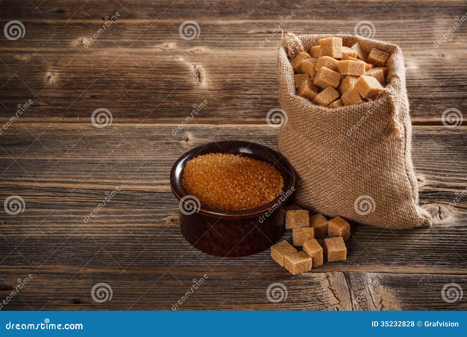 Bruine rietsuiker stock foto. Image of doorstaan, ingrediënt - 35232828