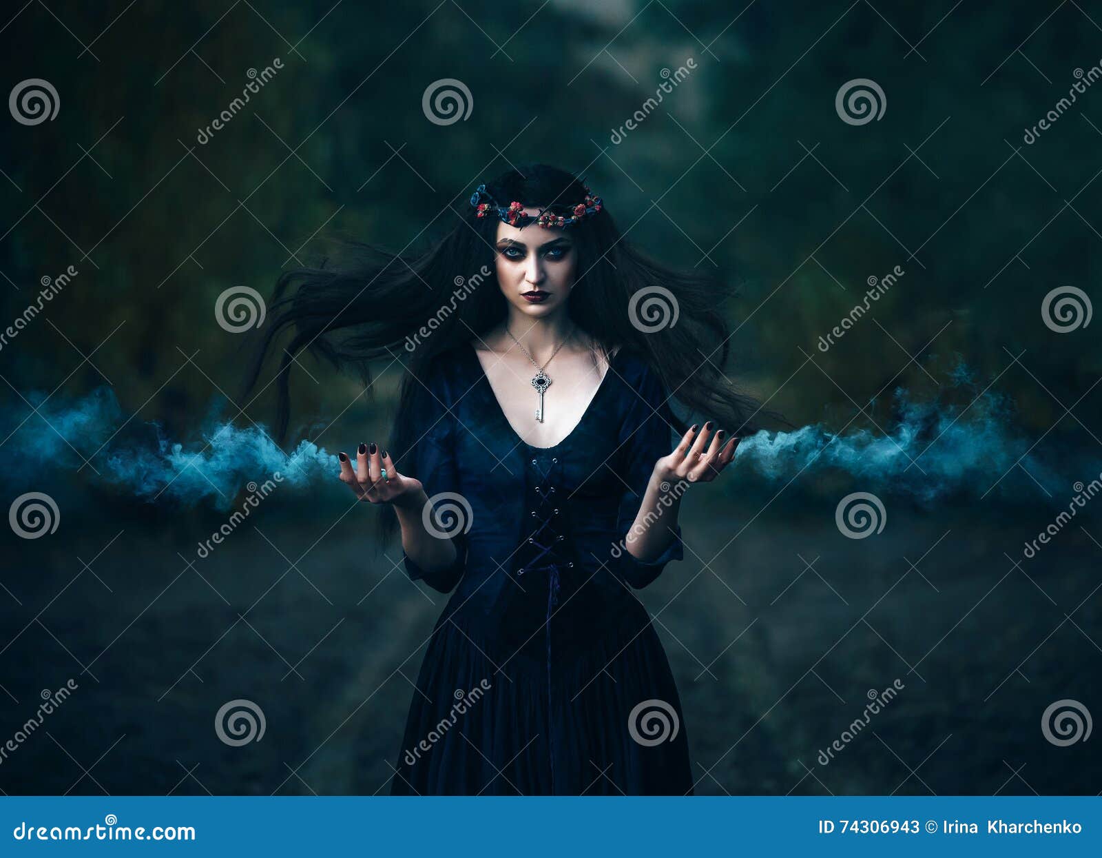 Bruja a conjurar imagen de archivo. Imagen de creativo - 74306943