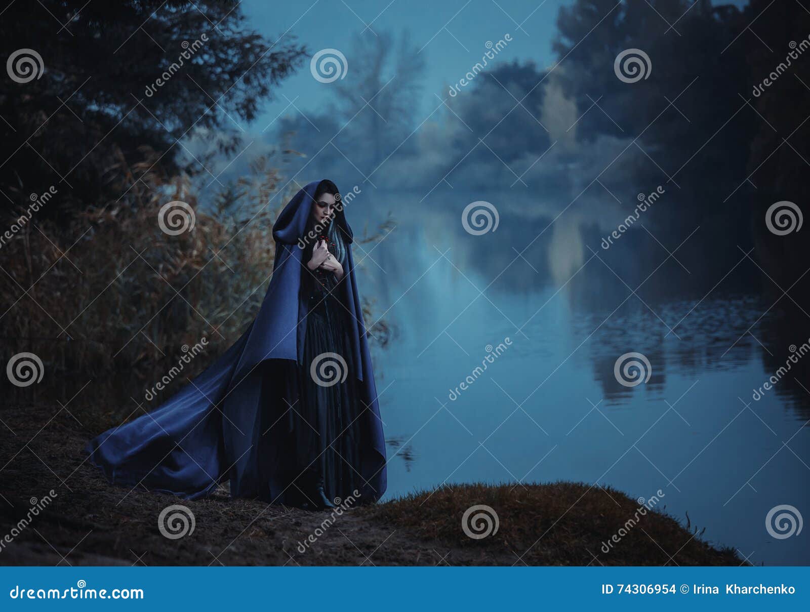 Bruja a conjurar foto de archivo. Imagen de morena, mago - 74306954