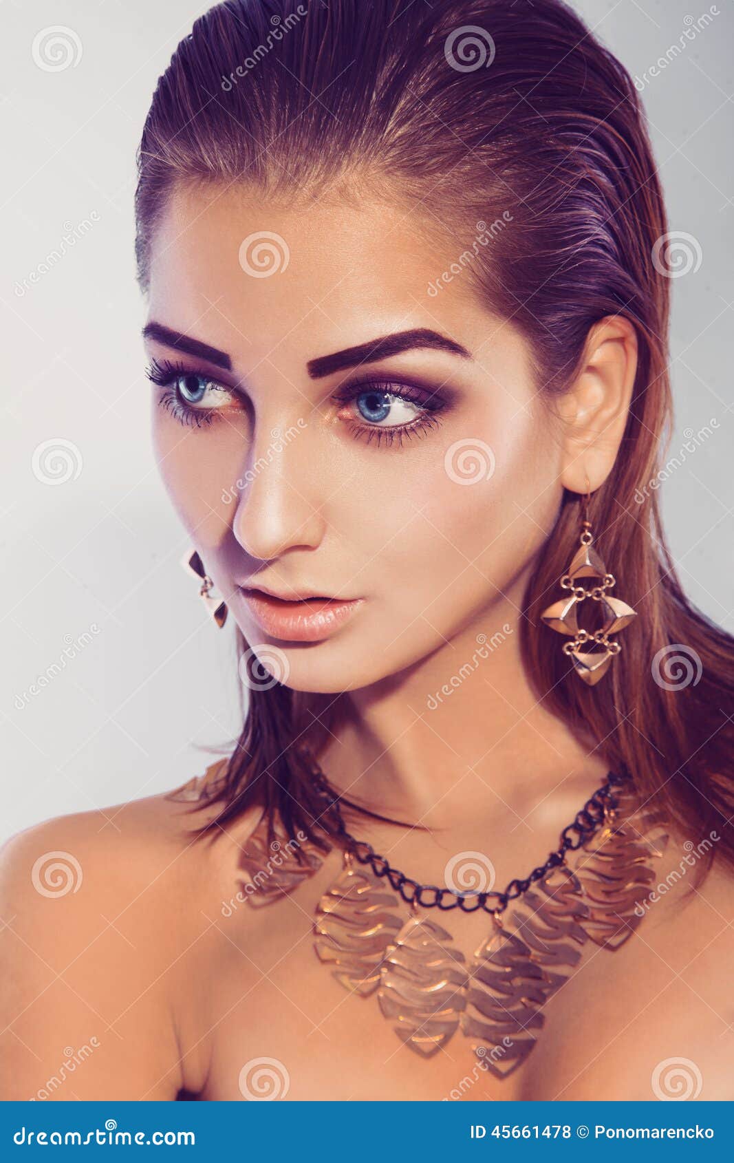 Brune Adulte Voluptueuse Avec Des Accessoires Et Le Regard Dyeux Bleus
