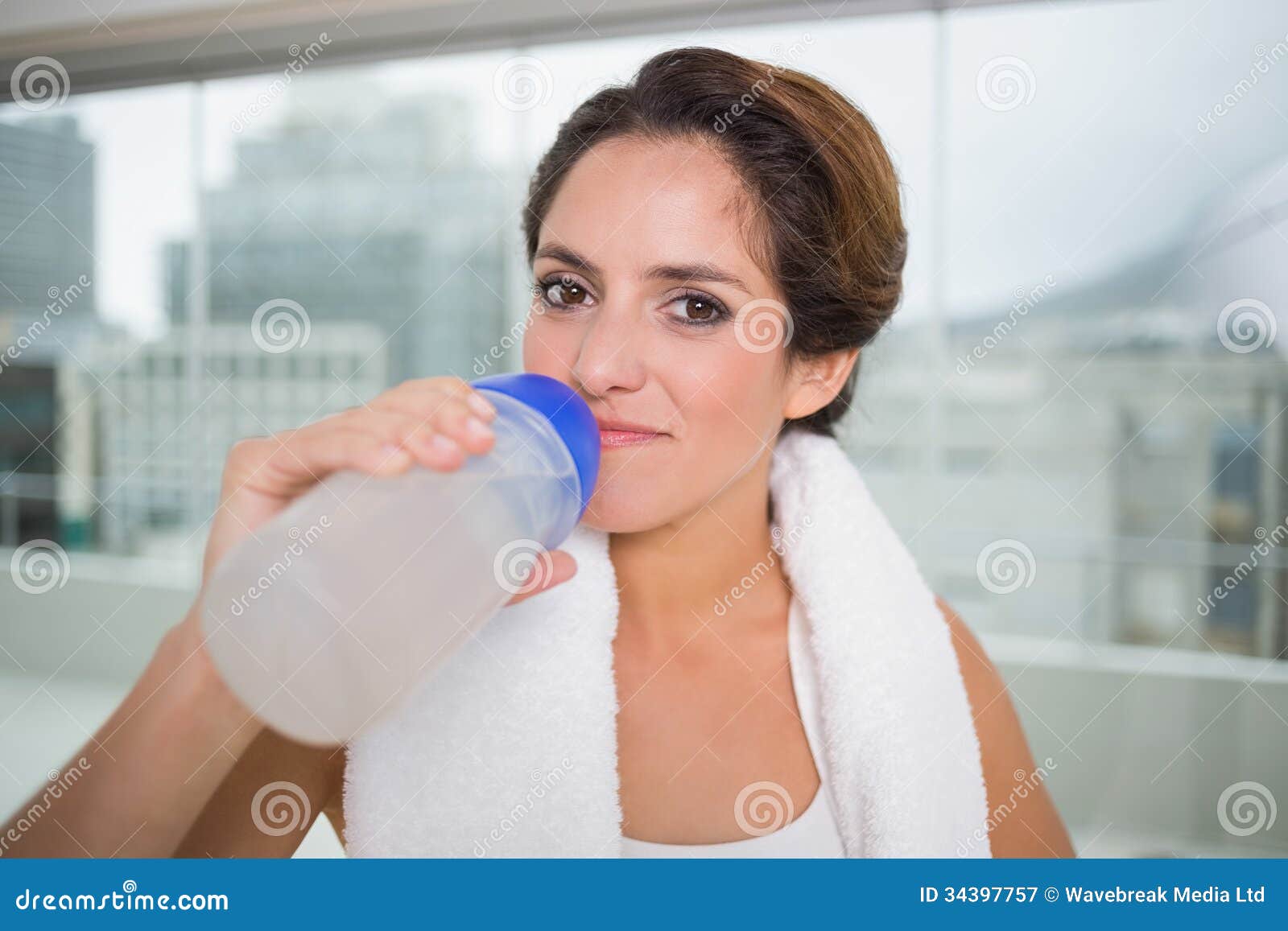 Brune Satisfaite Sportive Tenant La Bouteille D'eau Image stock - Image ...
