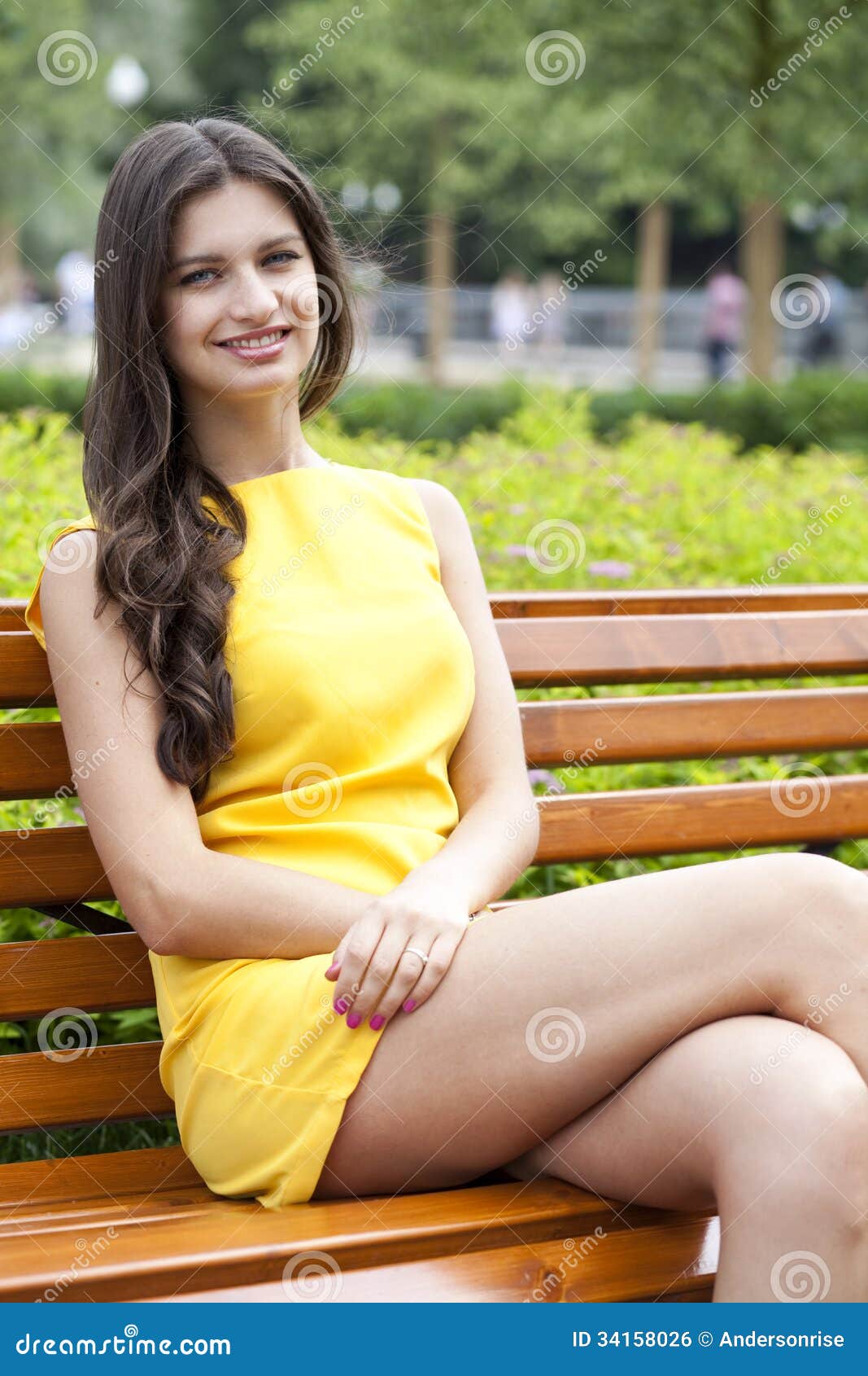 Brune Se Reposant Sur Un Banc Photo stock - Image du modèle, heureux ...
