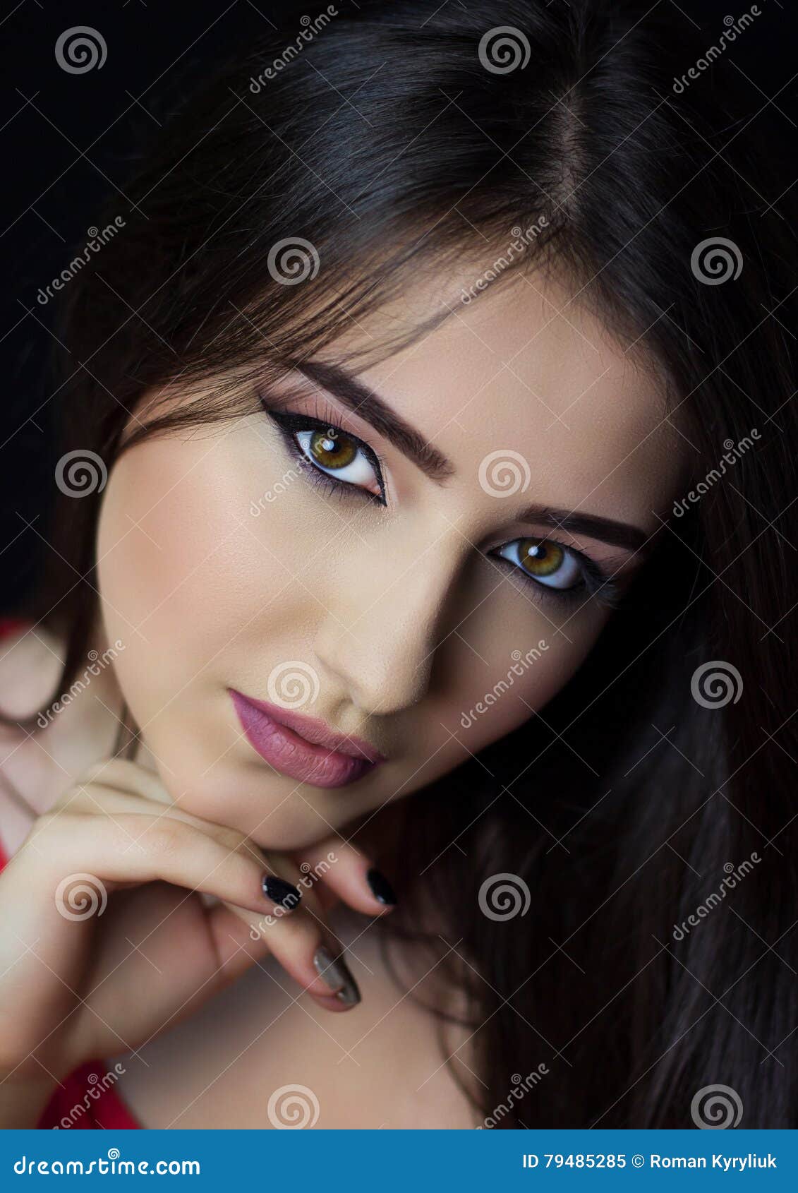 Brune très belle image stock. Image du coiffure, frais - 79485285