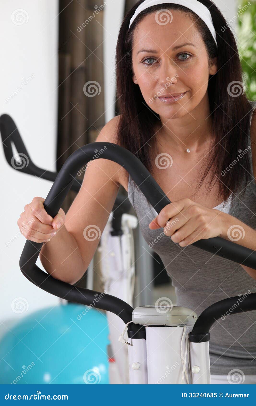 Brune Utilisant La Machine De Pas Image stock - Image of caucasien ...