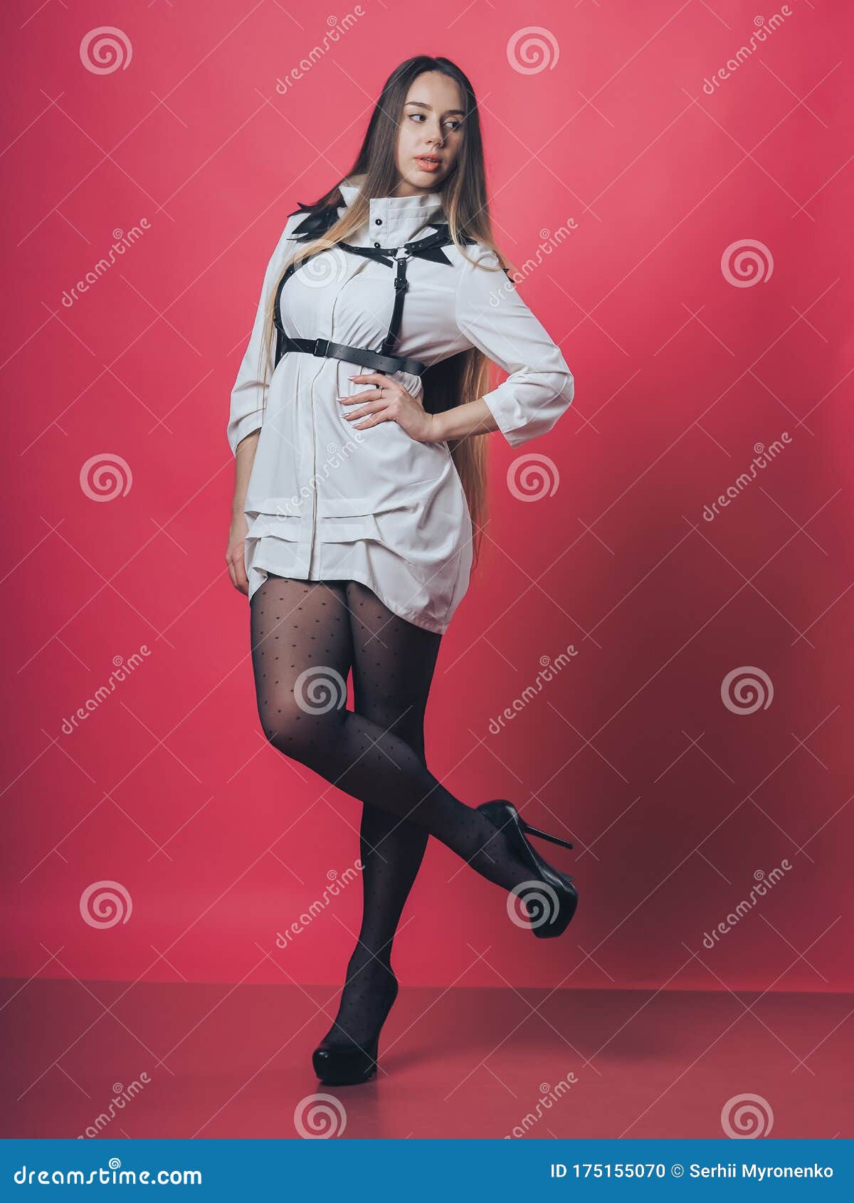 Brunette Chica Sexy Posando En El Fondo Rosado Foto De Archivo Imagen