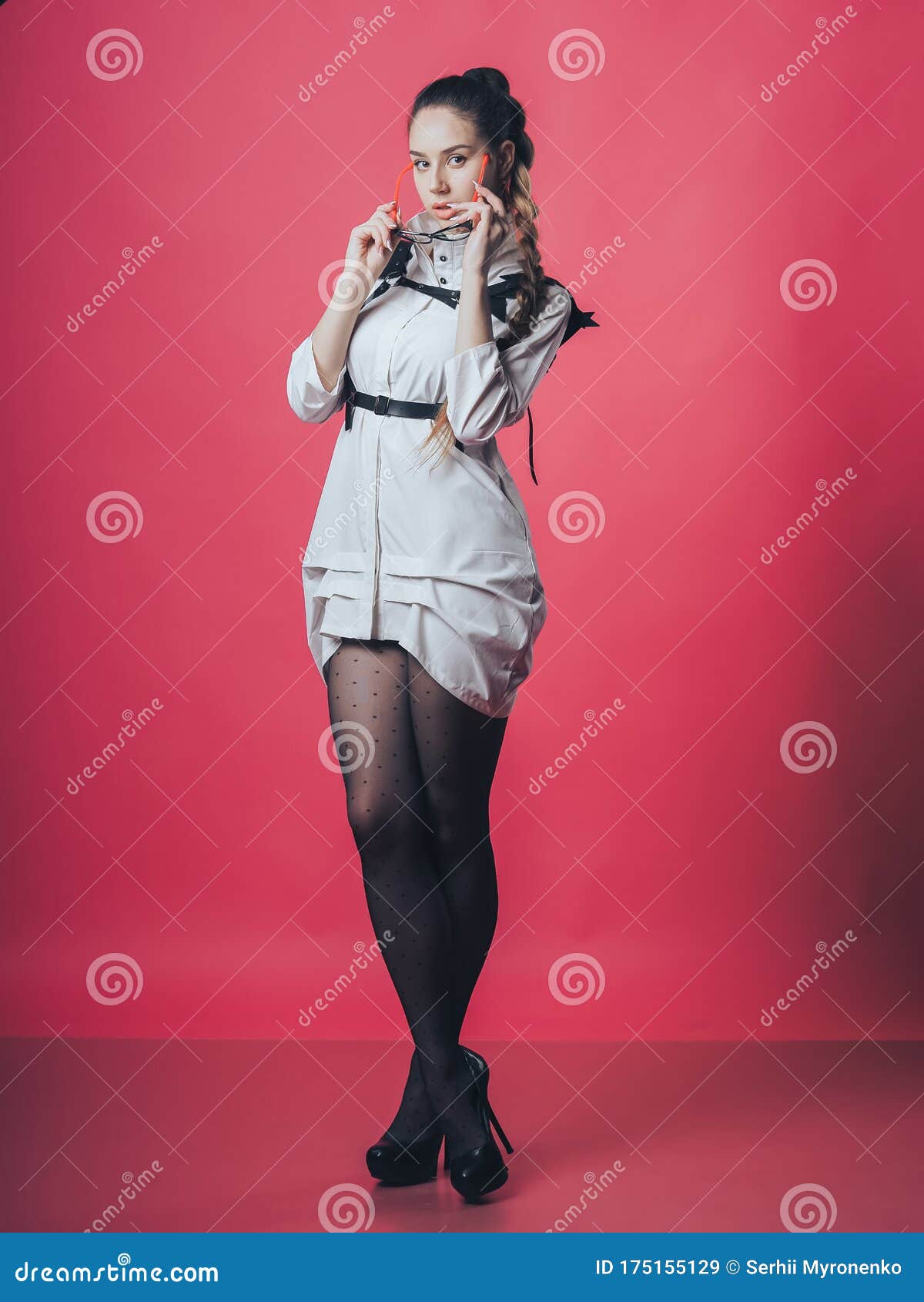 Brunette Chica Sexy Posando En El Fondo Rosado Imagen De Archivo