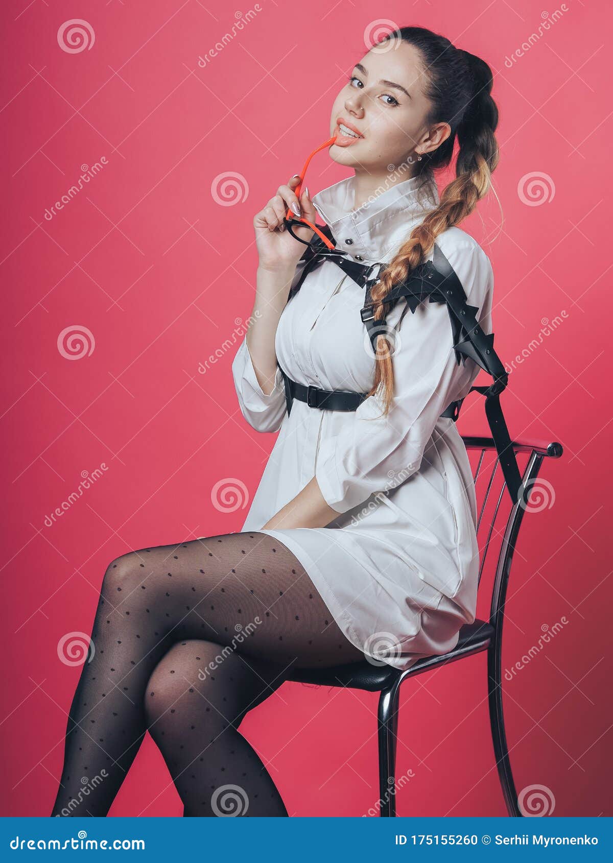 Brunette Chica Sexy Posando En El Fondo Rosado Foto De Archivo Imagen
