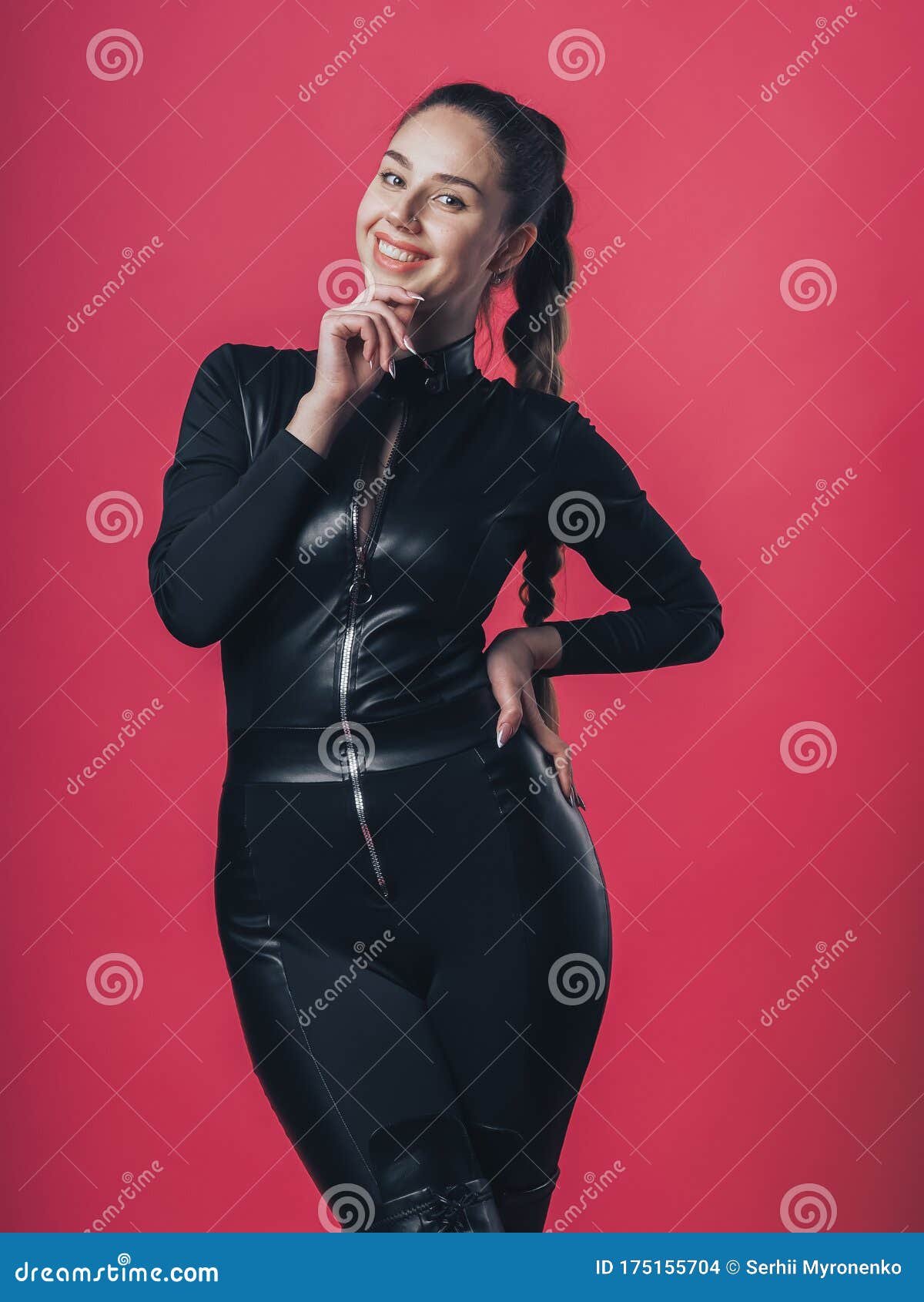 Brunette Chica Sexy Posando En El Fondo Rosado Foto De Archivo Imagen