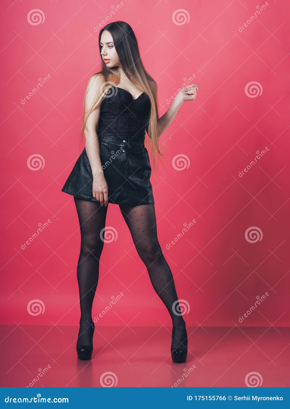 Brunette Chica Sexy Posando En El Fondo Rosado Foto De Archivo Imagen