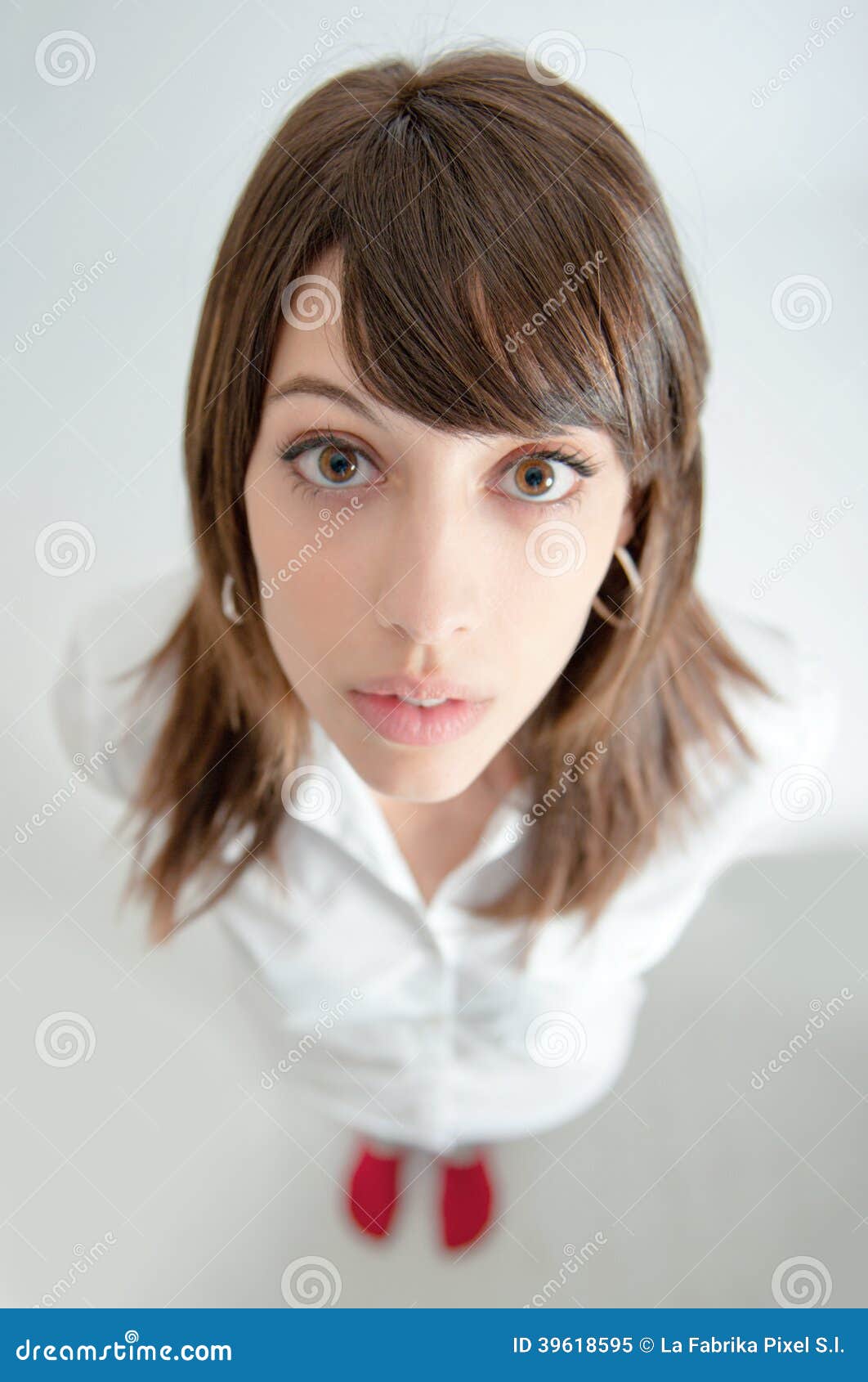 Brunette Dat Omhoog Eruit Ziet Stock Afbeelding Image Of Kaukasisch