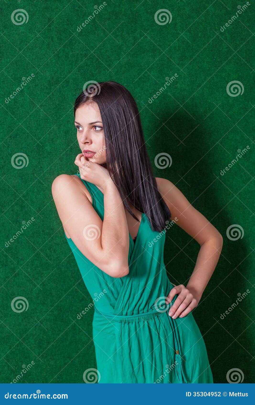 Brunette in Groene Kleding Tegen Muur Stock Foto - Image of europees ...