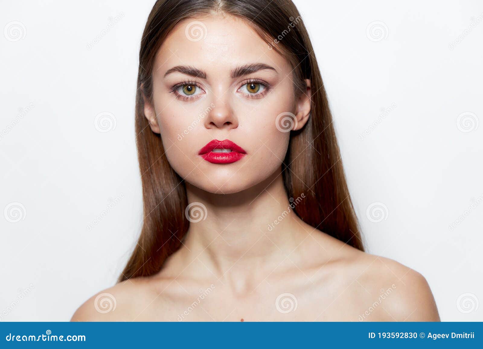 Brunette Nude Hombros Labios Rojos Mirar Hacia Delante Atractiva