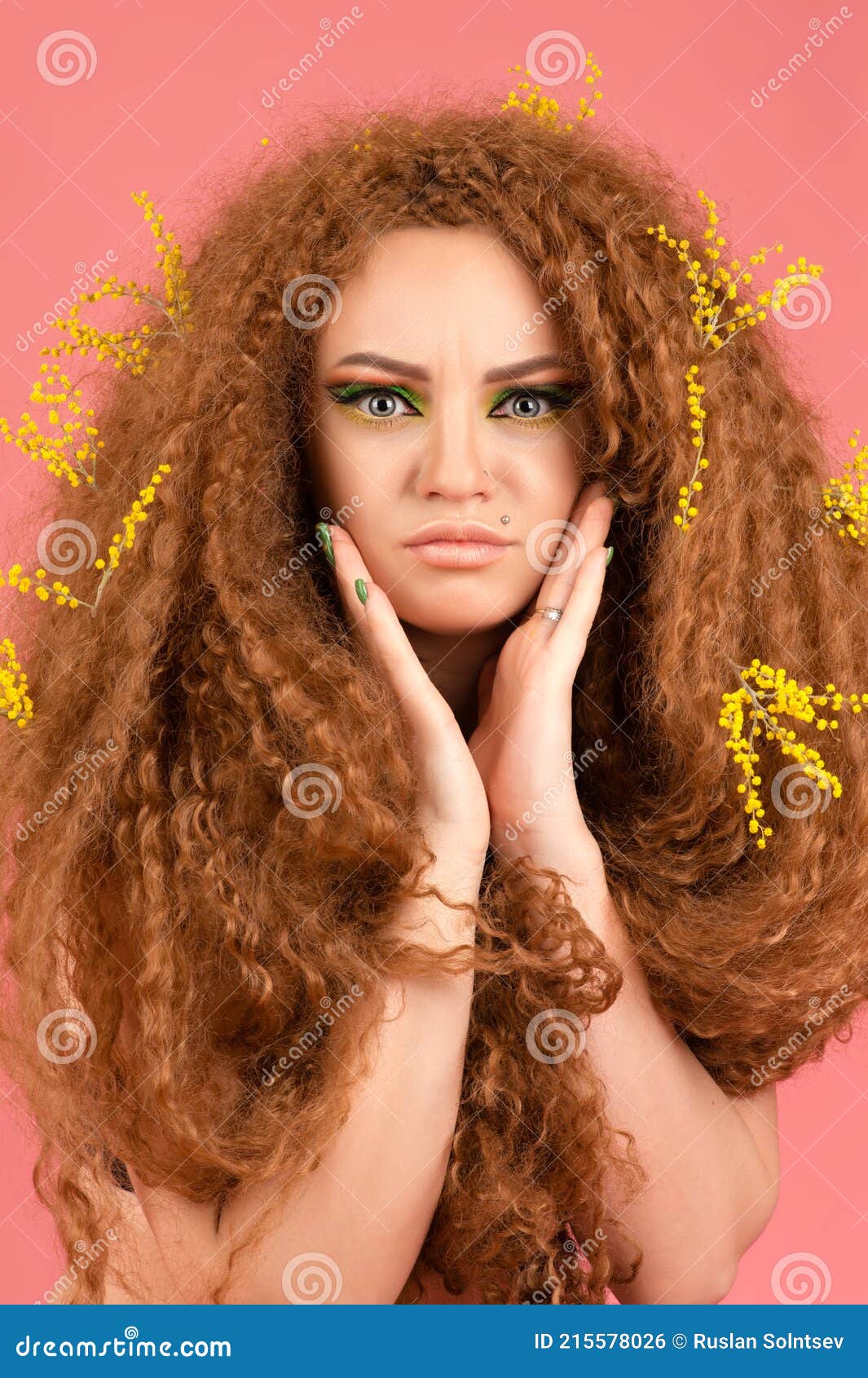 Brunette Surprise Aux Cheveux Bouclés Sur Fond Rose Photo Stock Image