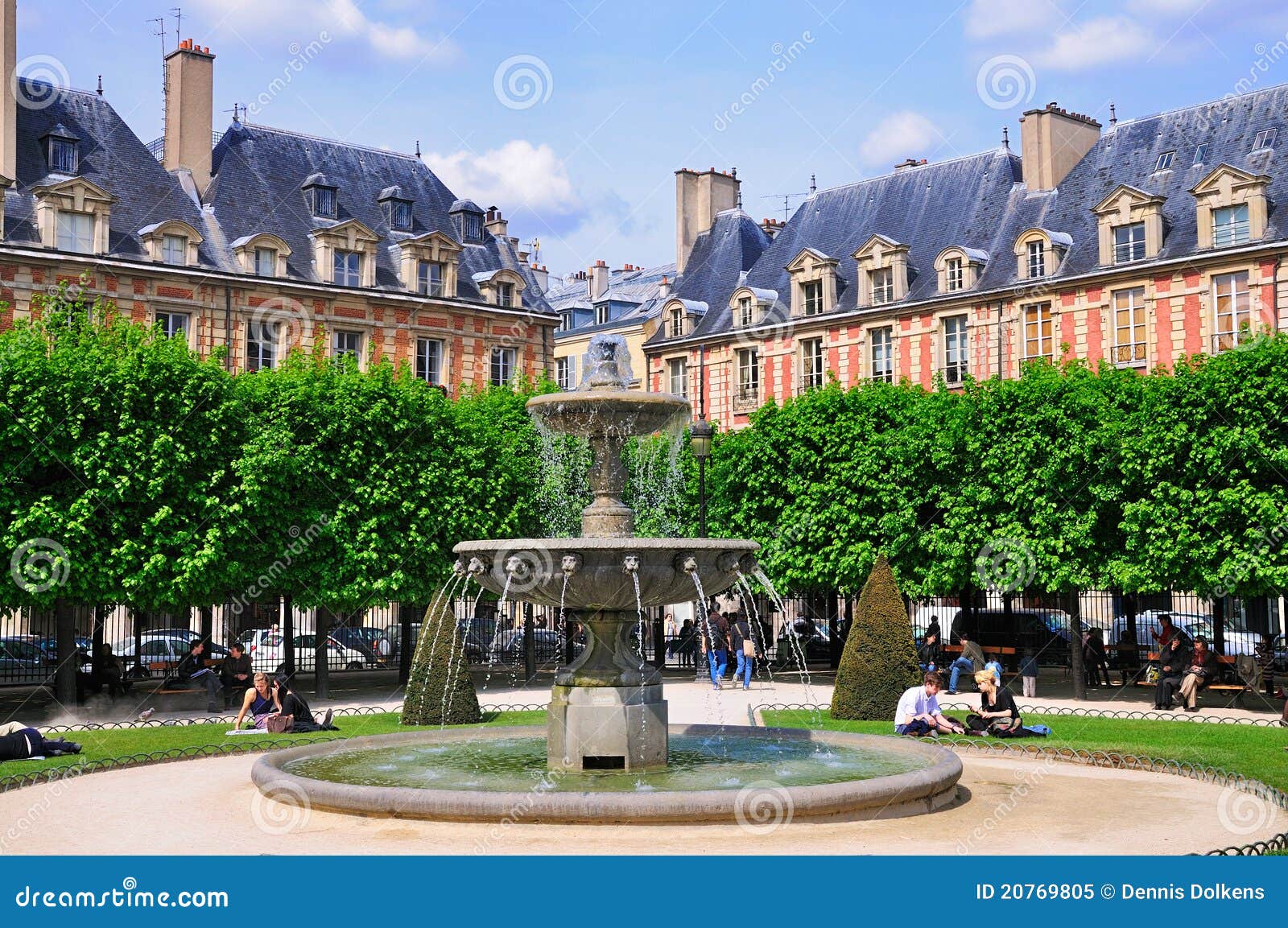 Brunnen Auf Platz-DES Vosges, Paris Redaktionelles Bild - Bild von park ...