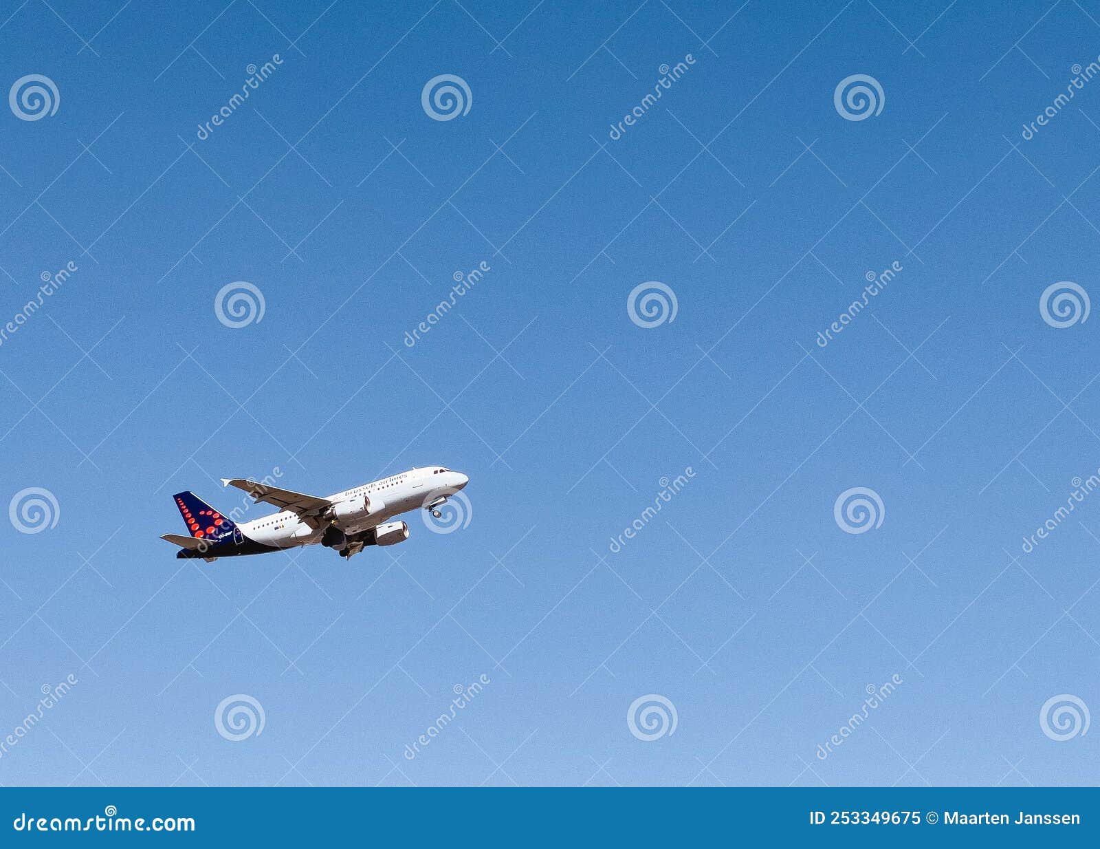Plane in flight editorial image. Image of flying, transport - 253349675