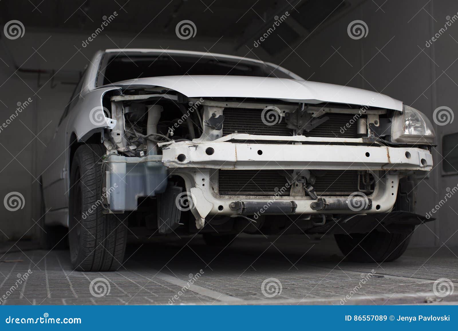 Bruten vit bil i garaget fotografering för bildbyråer. Bild av balsam ...