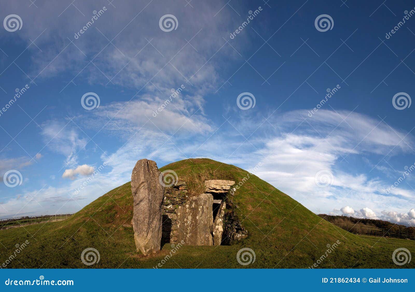 Bryn Celli Ddu Prehistoric Passage Tomb. Interior. Stock Photography ...