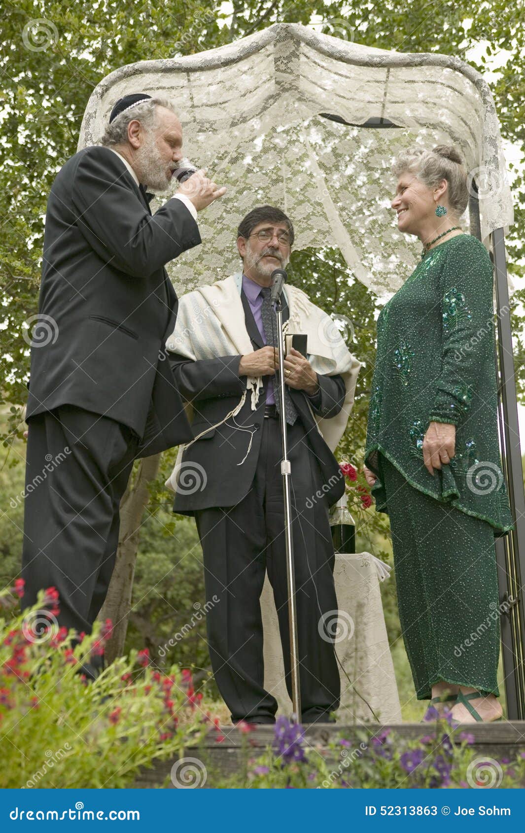 Bröllopceremoni Under En Markis Med Rabbinen, Bruden Och Brudgummen På ... Bröllopceremoni Under En Markis Med Rabbinen, Bruden Och Brudgummen På ...