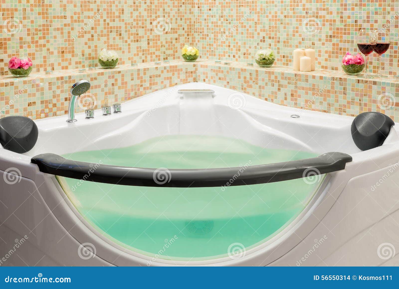 Bubbelpool Som Fylls Med Vatten Arkivfoto - Bild av tomt, flöda: 56550314