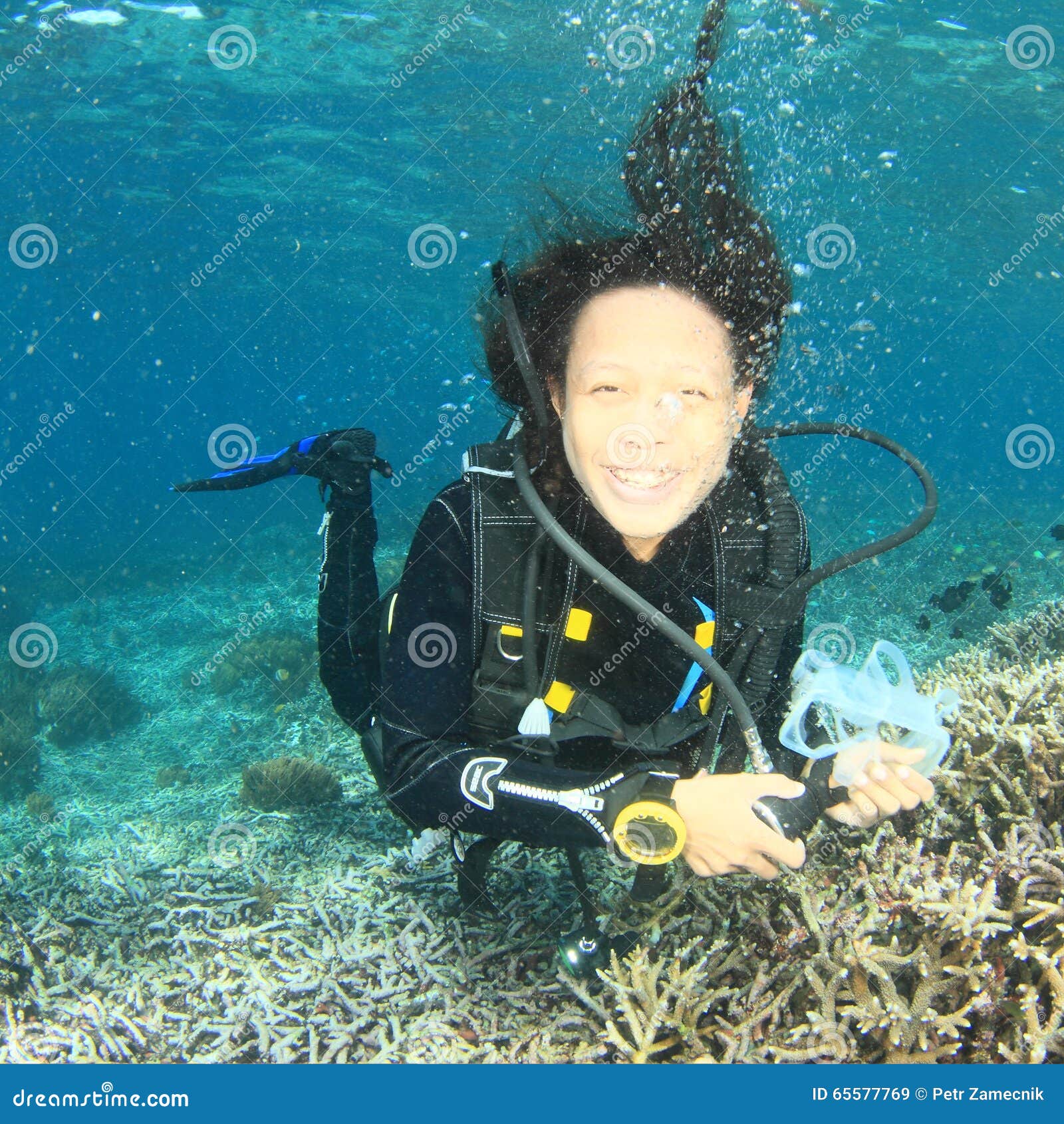 Buceador - Muchacha Sonriente Bajo El Agua Imagen de archivo - Imagen ...