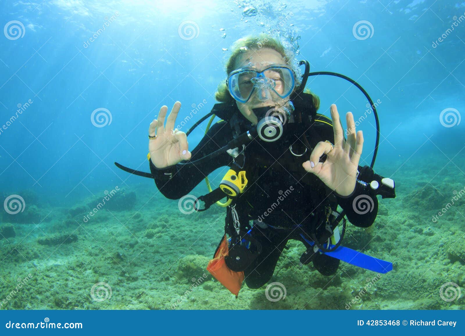 Buceo Con Escafandra De La Mujer Joven Foto de archivo - Imagen de ...
