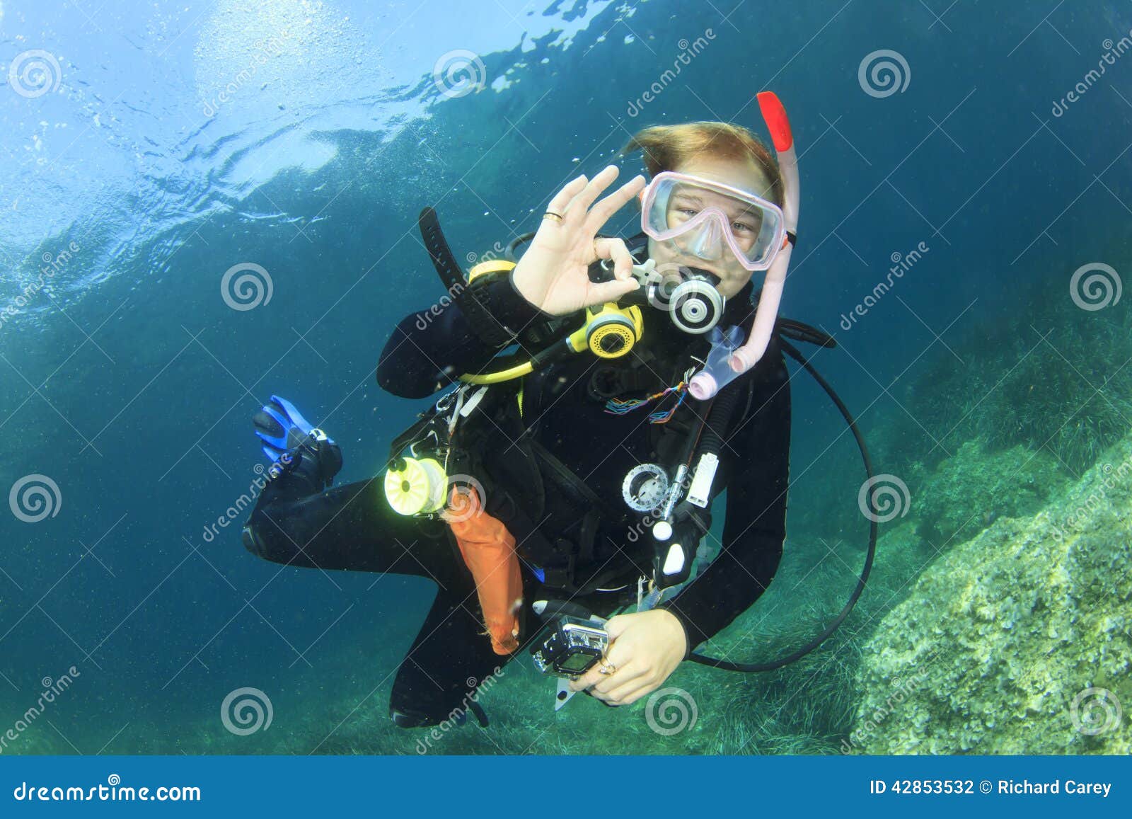 Buceo Con Escafandra De La Mujer Joven Foto de archivo - Imagen de ...