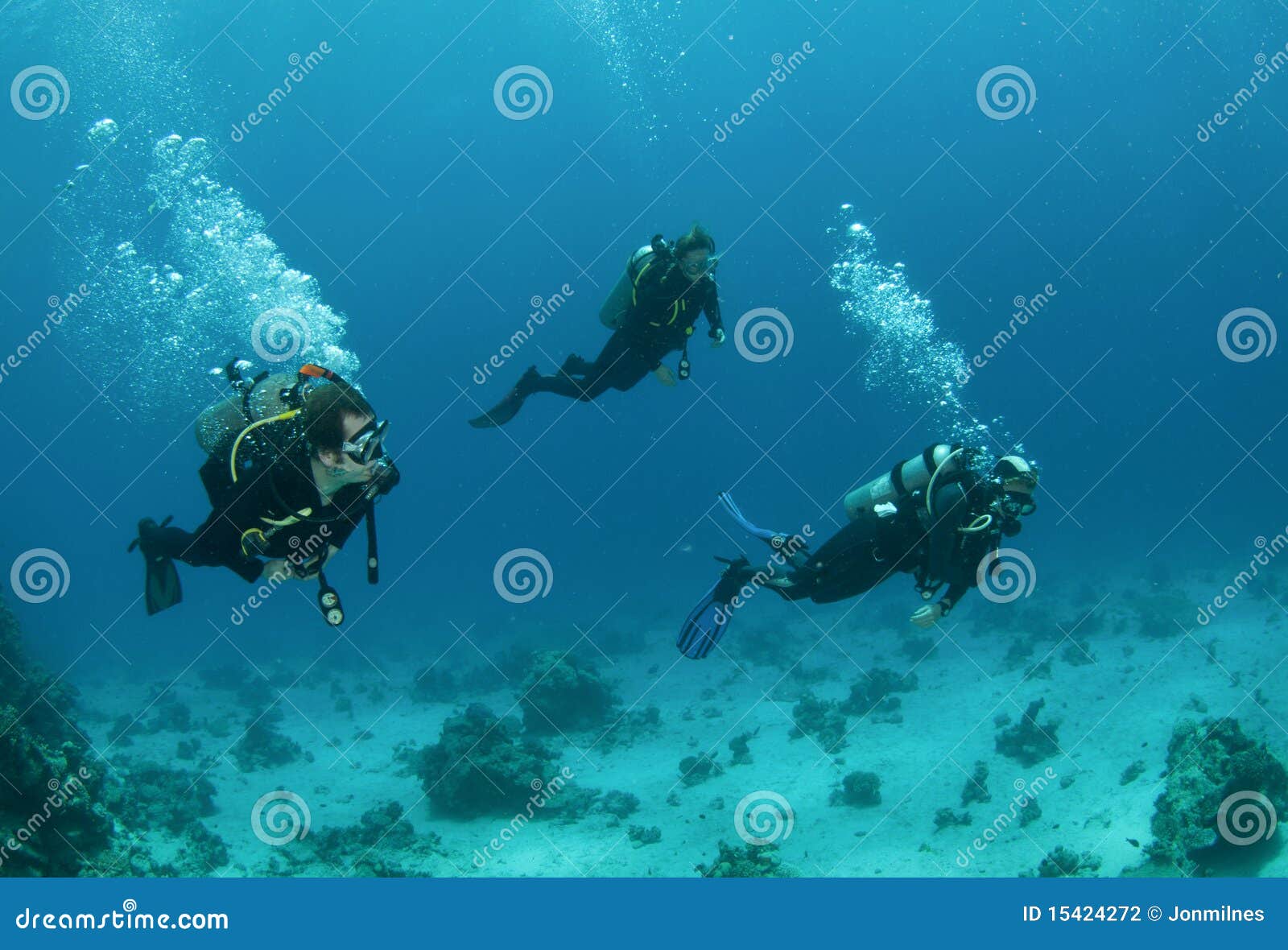 Buceo Con Escafandra De Tres Amigos Junto Foto de archivo - Imagen de ...
