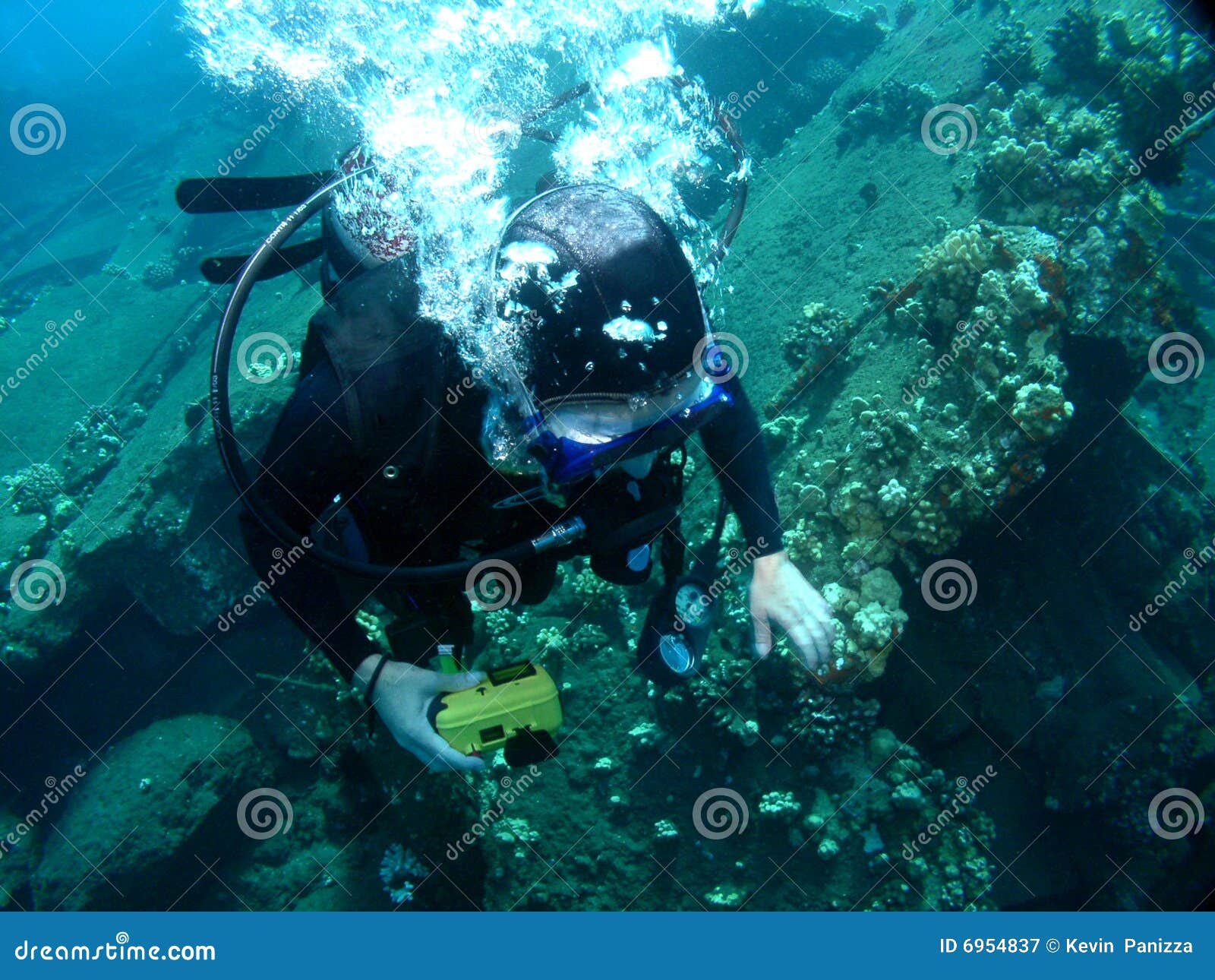 Buceo Con Escafandra En Un Embarcadero Sunken Imagen de archivo ...
