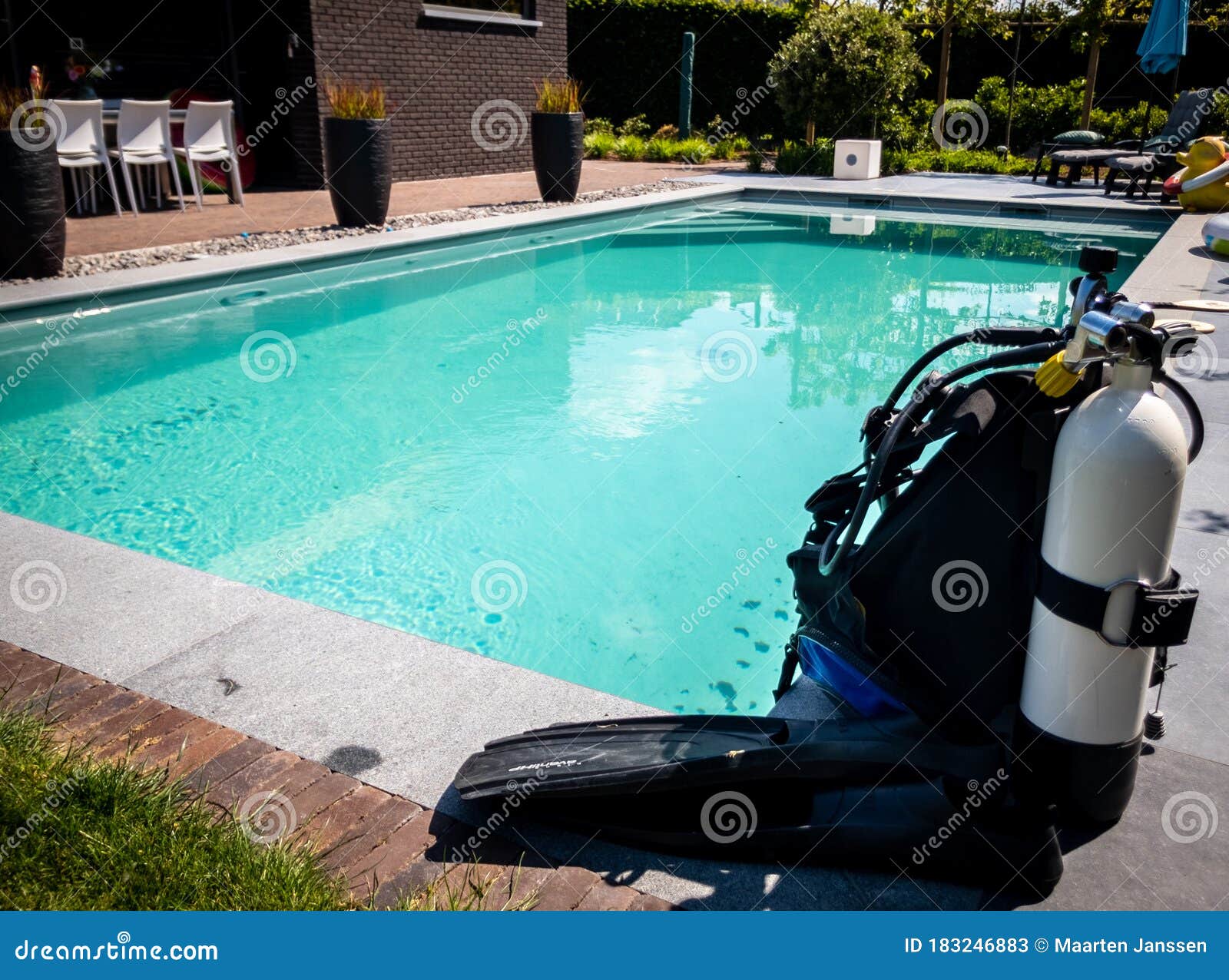 Buceo en la piscina imagen de archivo. Imagen de exterior - 183246883