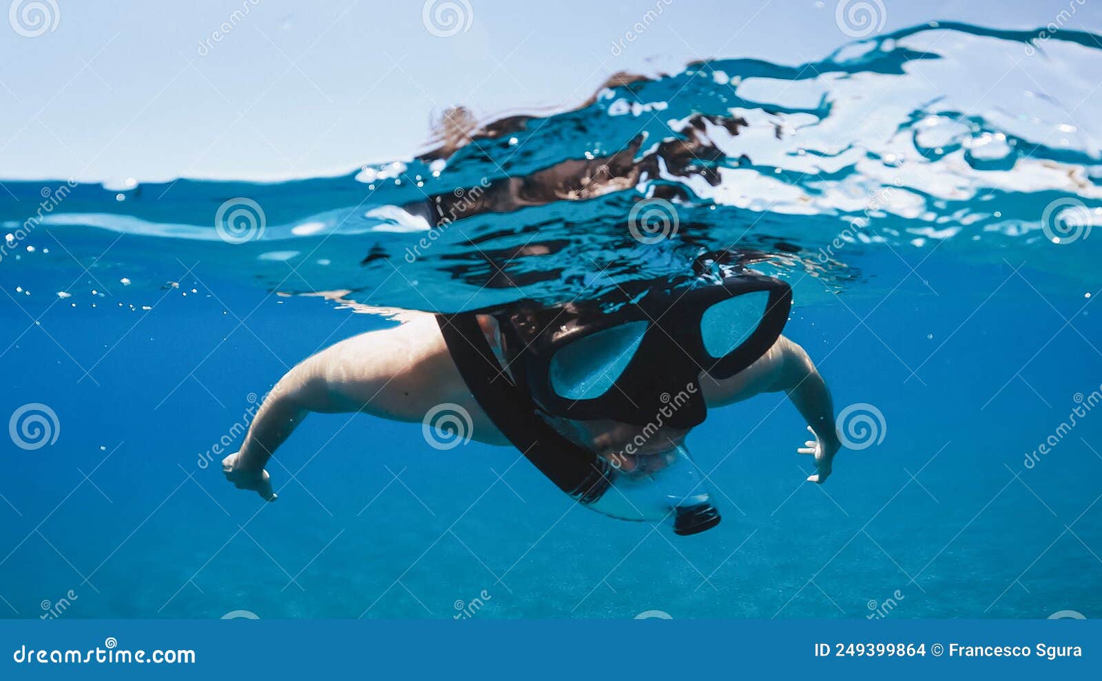 Buceo libre bajo el agua foto de archivo. Imagen de tropical - 249399864