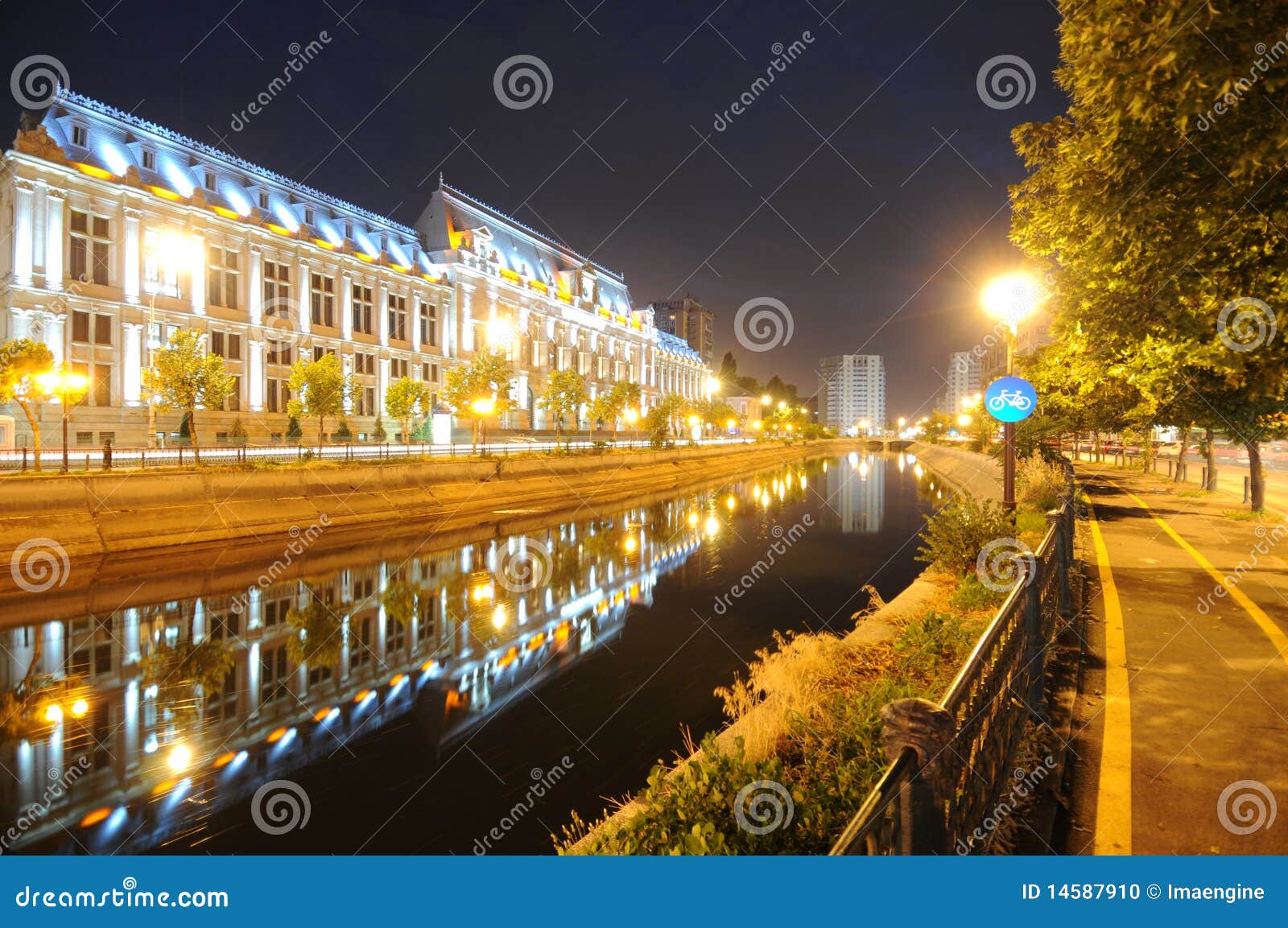 Bucharest Courthouse at Night Stock Photo - Image of river ...