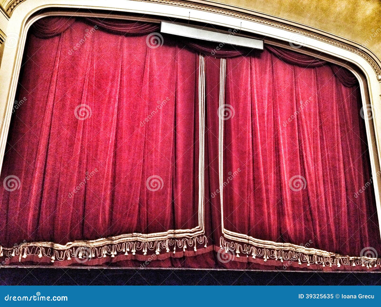 Bucharest Opera House Curtain Stock Image - Image of hall, beautiful ...