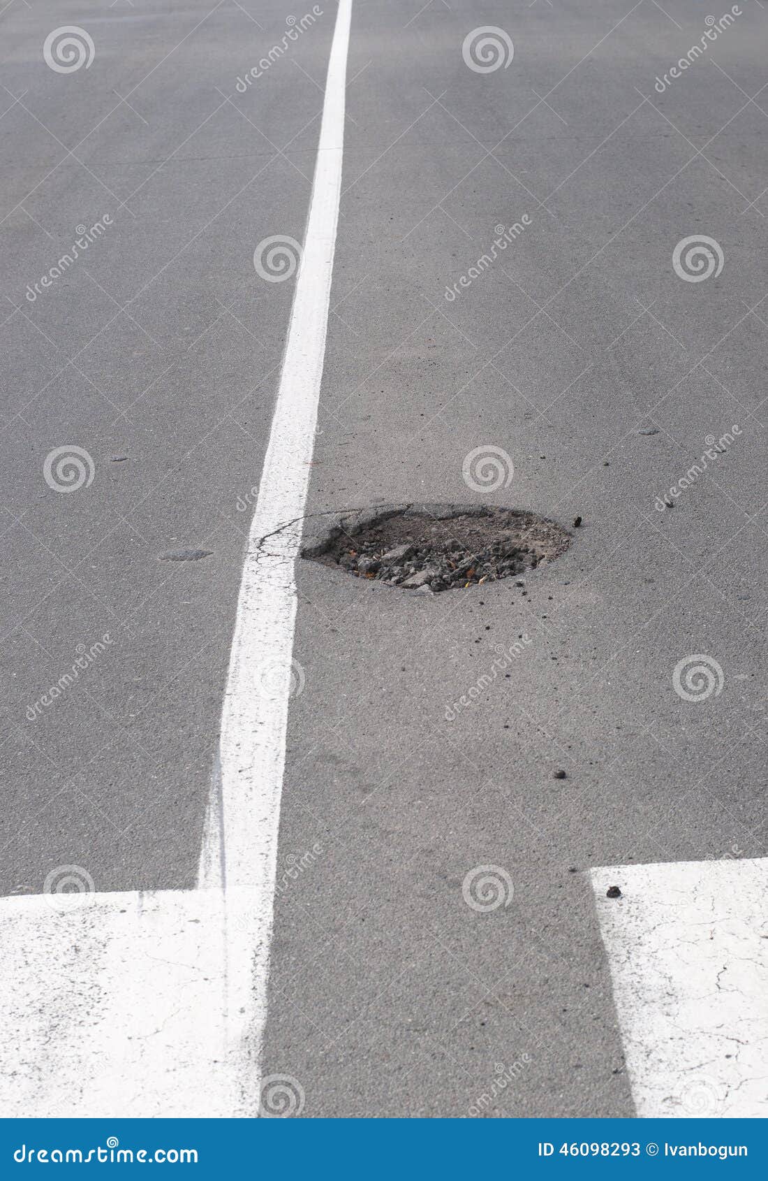 Buche su una strada immagine stock. Immagine di costruzione - 46098293
