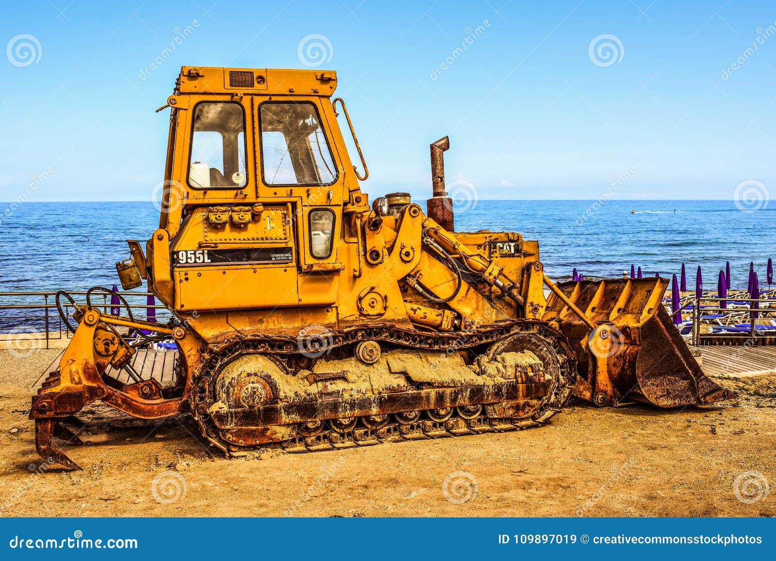 Bucket, Bulldozer, Engine Picture. Image: 109897019