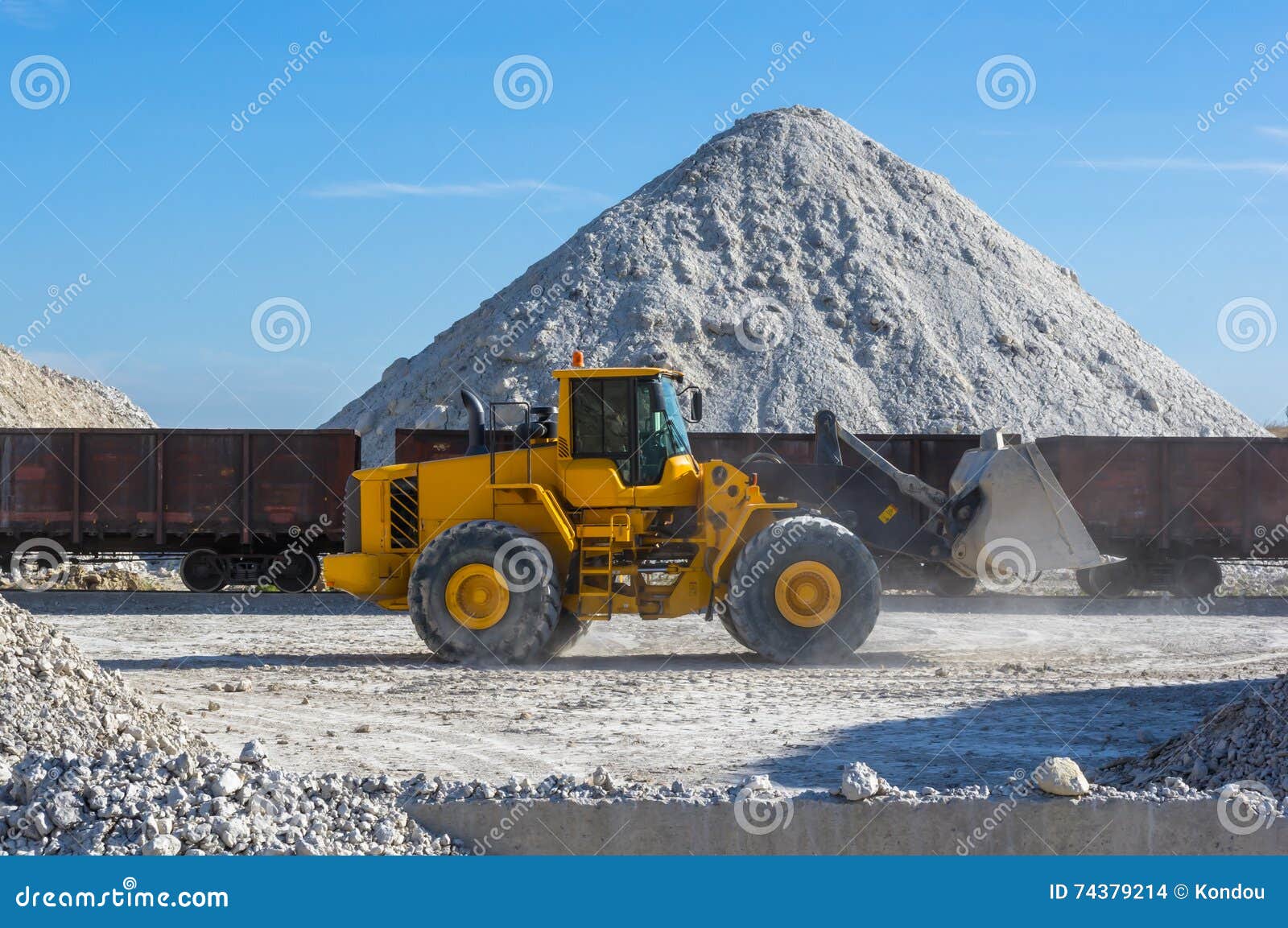 Bucket Loader Loads the Clay Stock Photo - Image of dirt, metal: 74379214