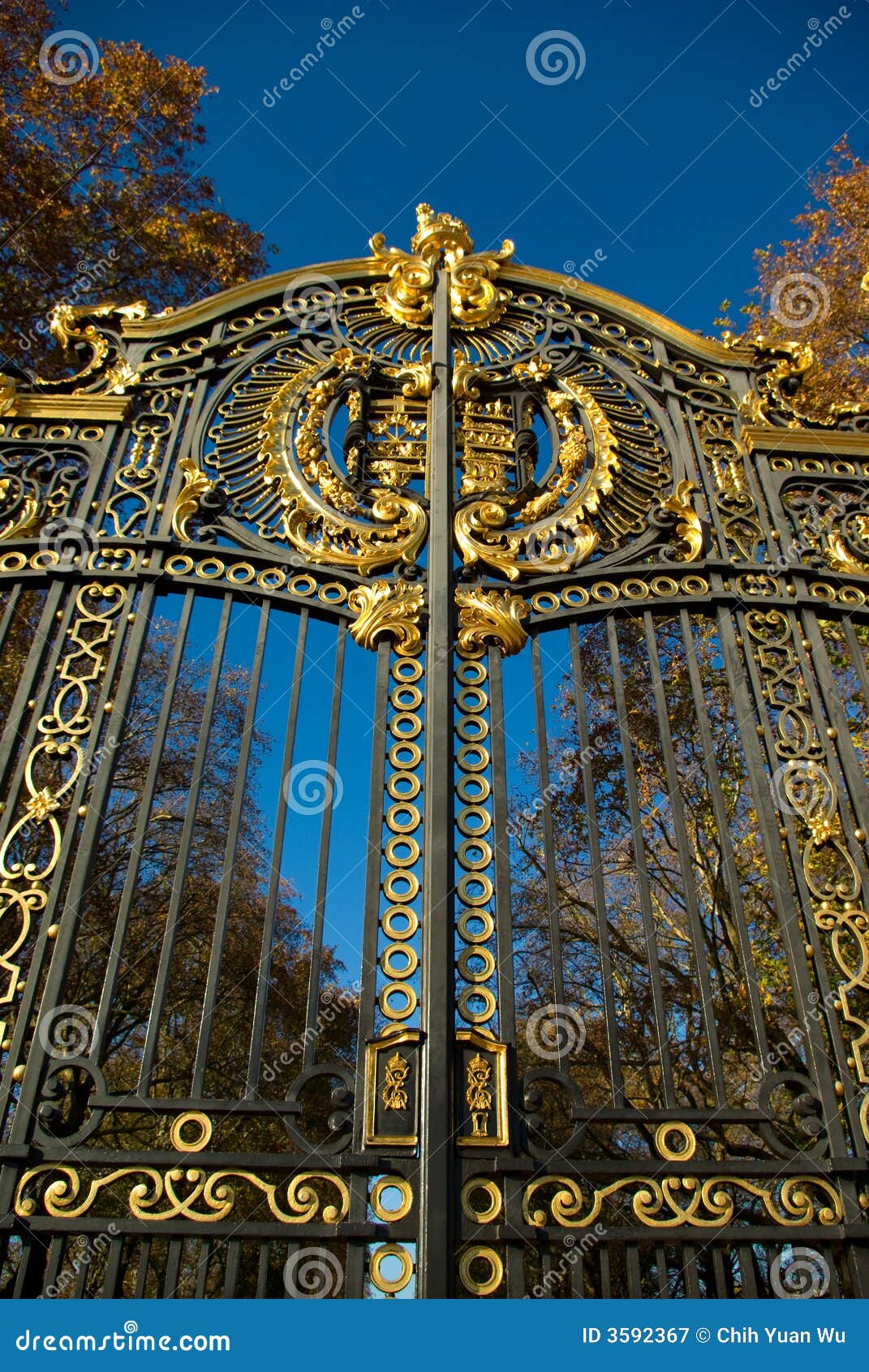 Buckingham palace stock image. Image of background, statue - 3592367