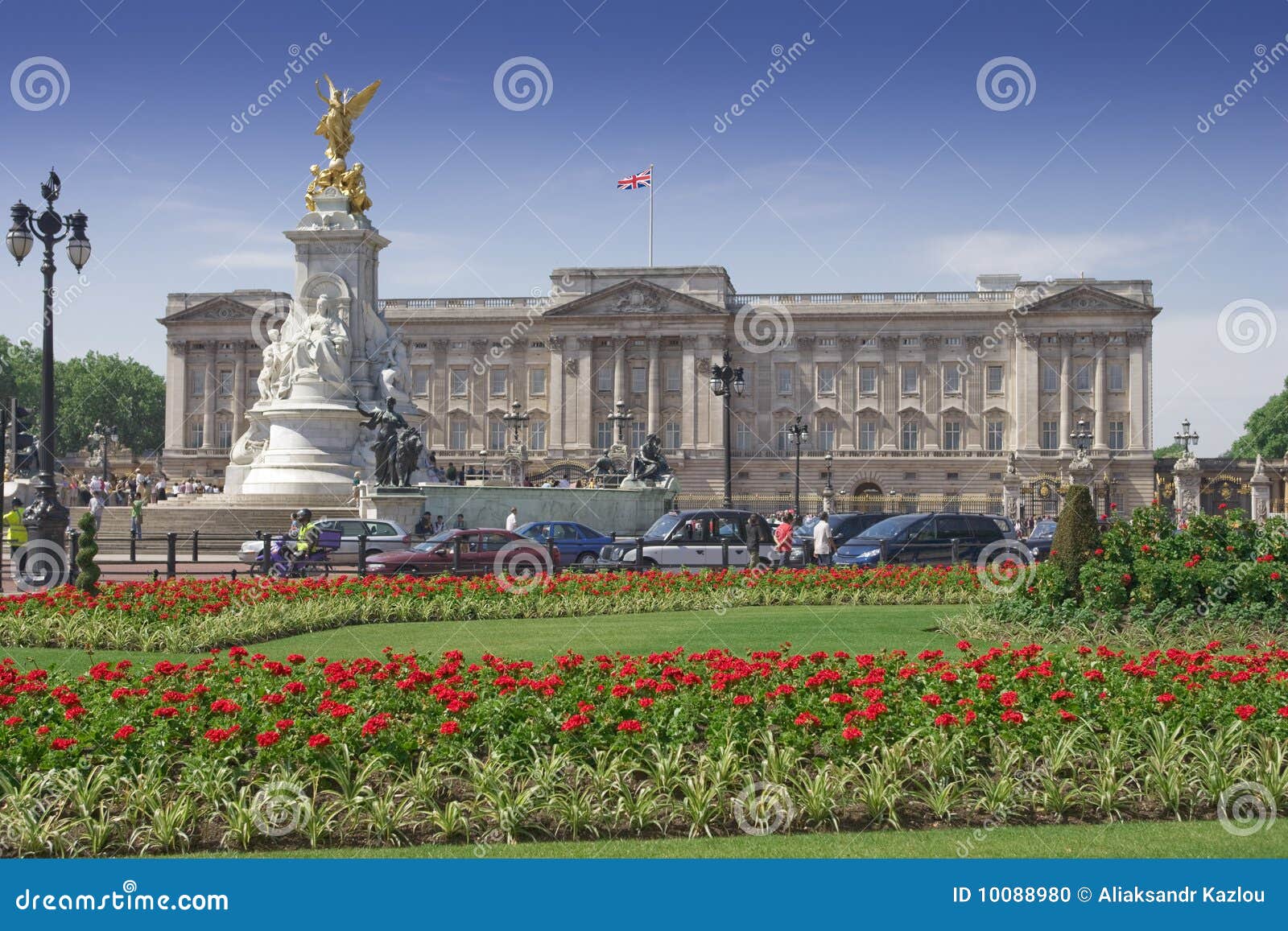 Buckingham Palace and Gardens in a Clear Day Editorial Image - Image of ...