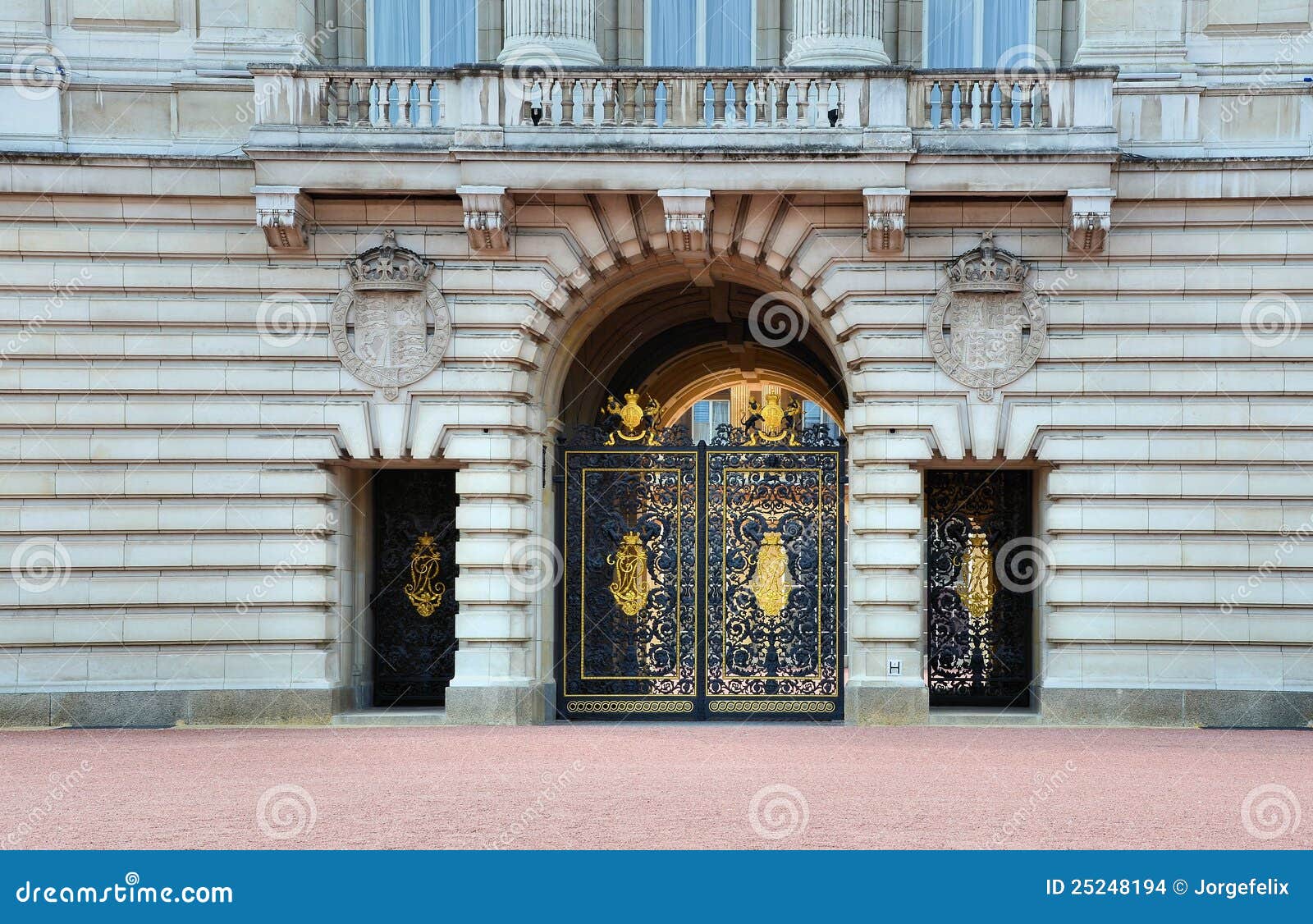 Buckingham Palace gate stock photo. Image of gold, gate - 25248194