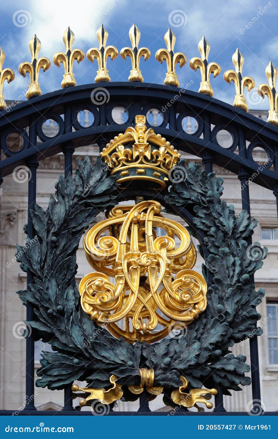 Buckingham Palace Gate Crest 2 Stock Image - Image of entrance ...