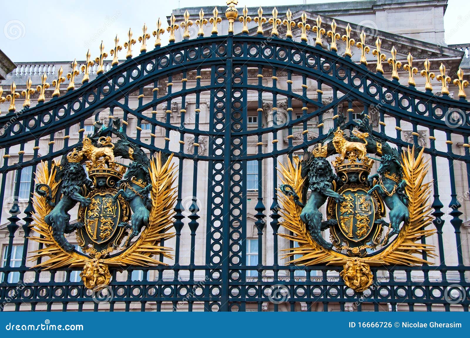 Buckingham Palace gates stock photo. Image of kingdom - 16666726