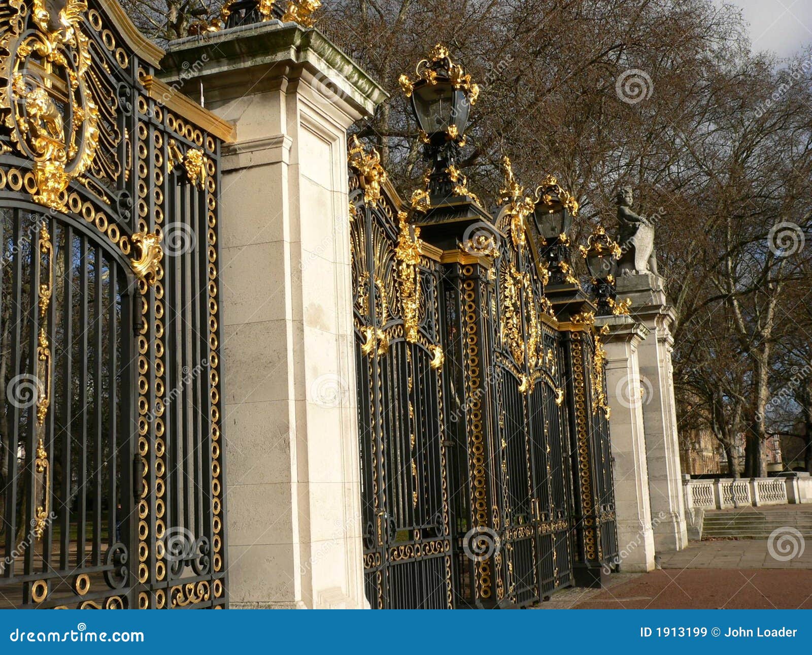 Buckingham Palace Gates. Picture Image: 1913199