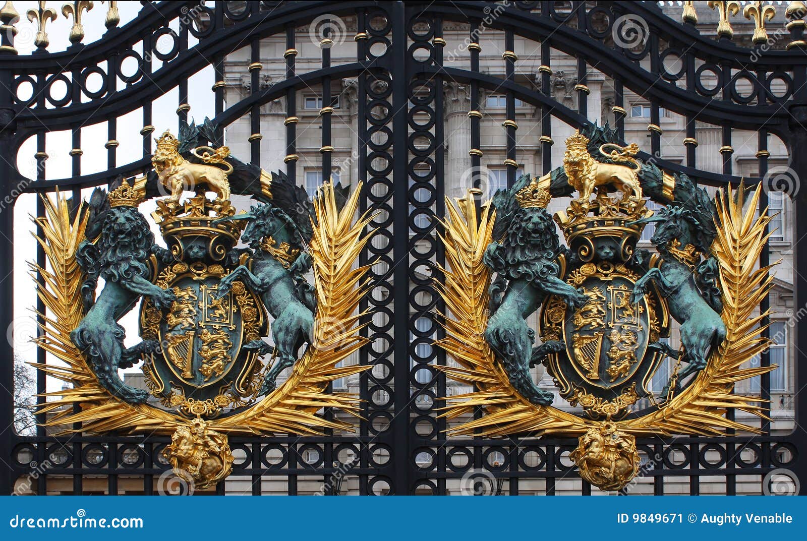 Buckingham Palace Gates stock image. Image of gold, green - 9849671