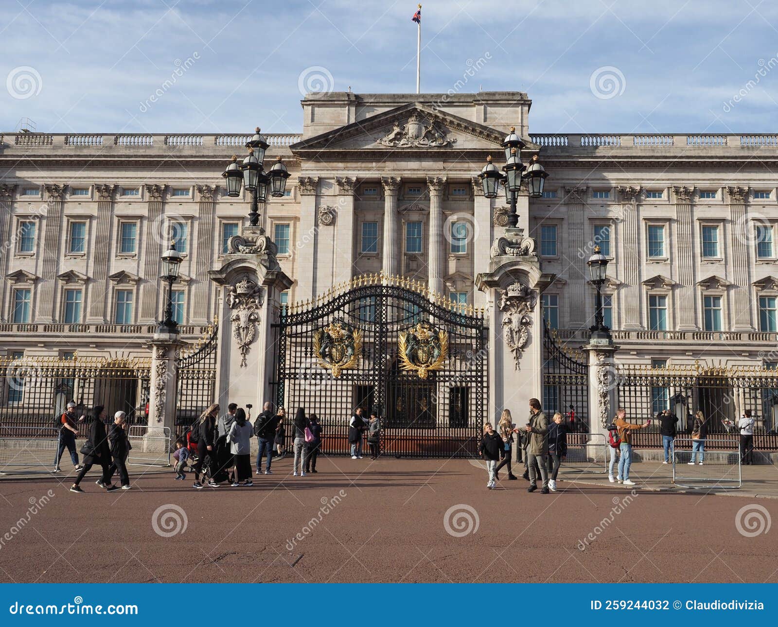 Buckingham Palace in London Editorial Photography - Image of king ...