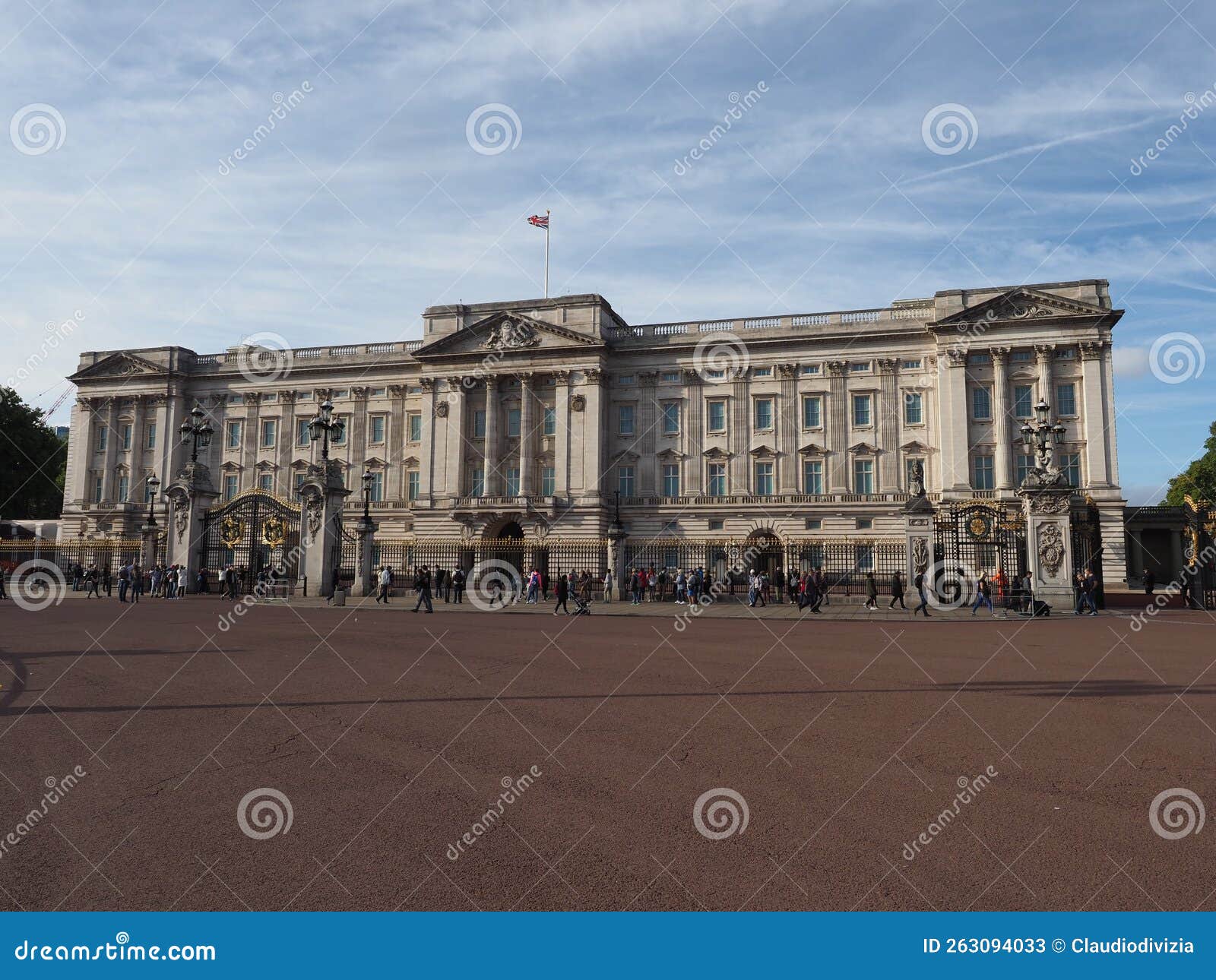 Buckingham Palace in London Editorial Stock Photo - Image of landmark ...