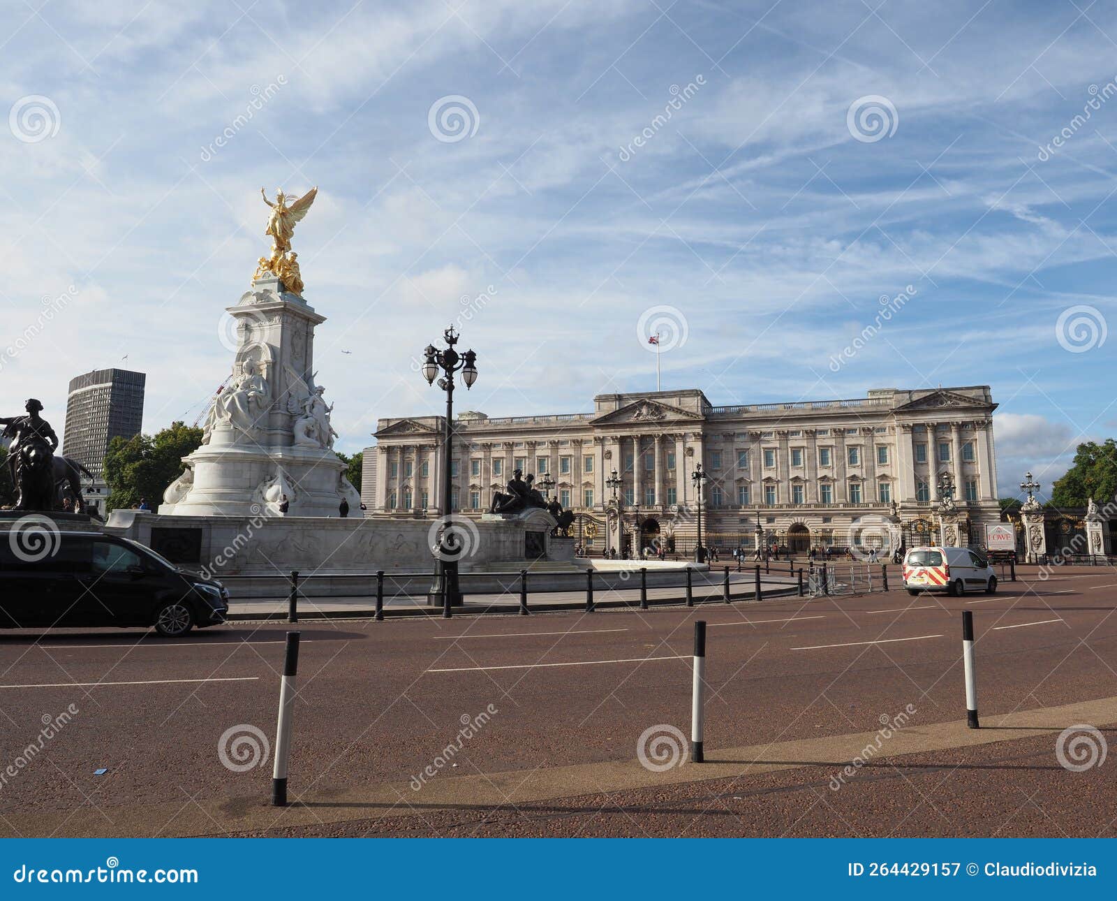 Buckingham Palace in London Editorial Photography - Image of monarchy ...