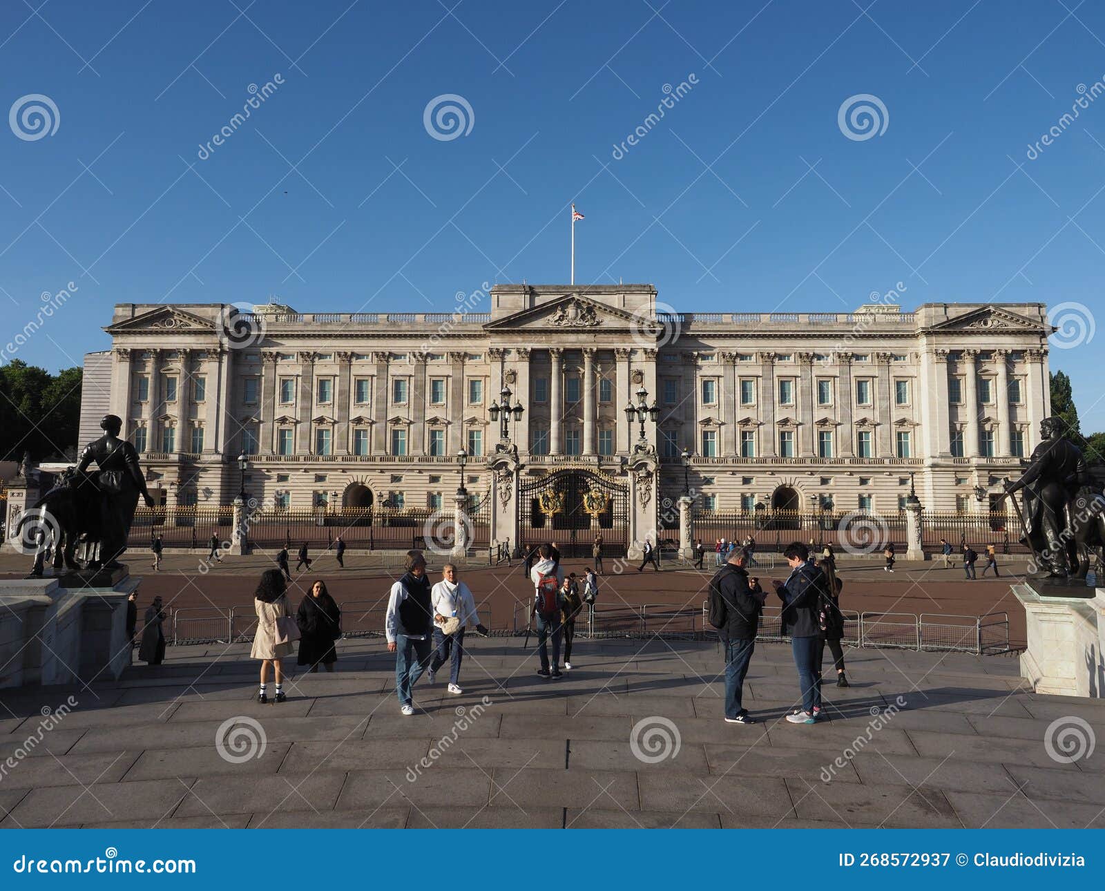 Buckingham Palace in London Editorial Photography - Image of great ...