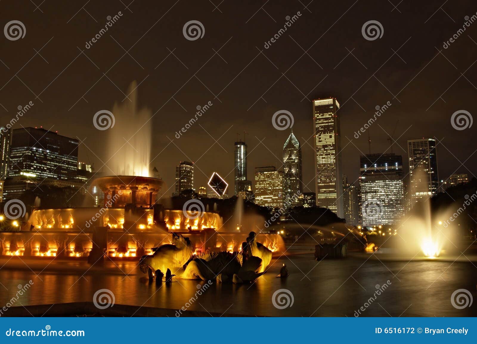 Buckinham Fountain in Chicago Stock Photo - Image of fountain ...